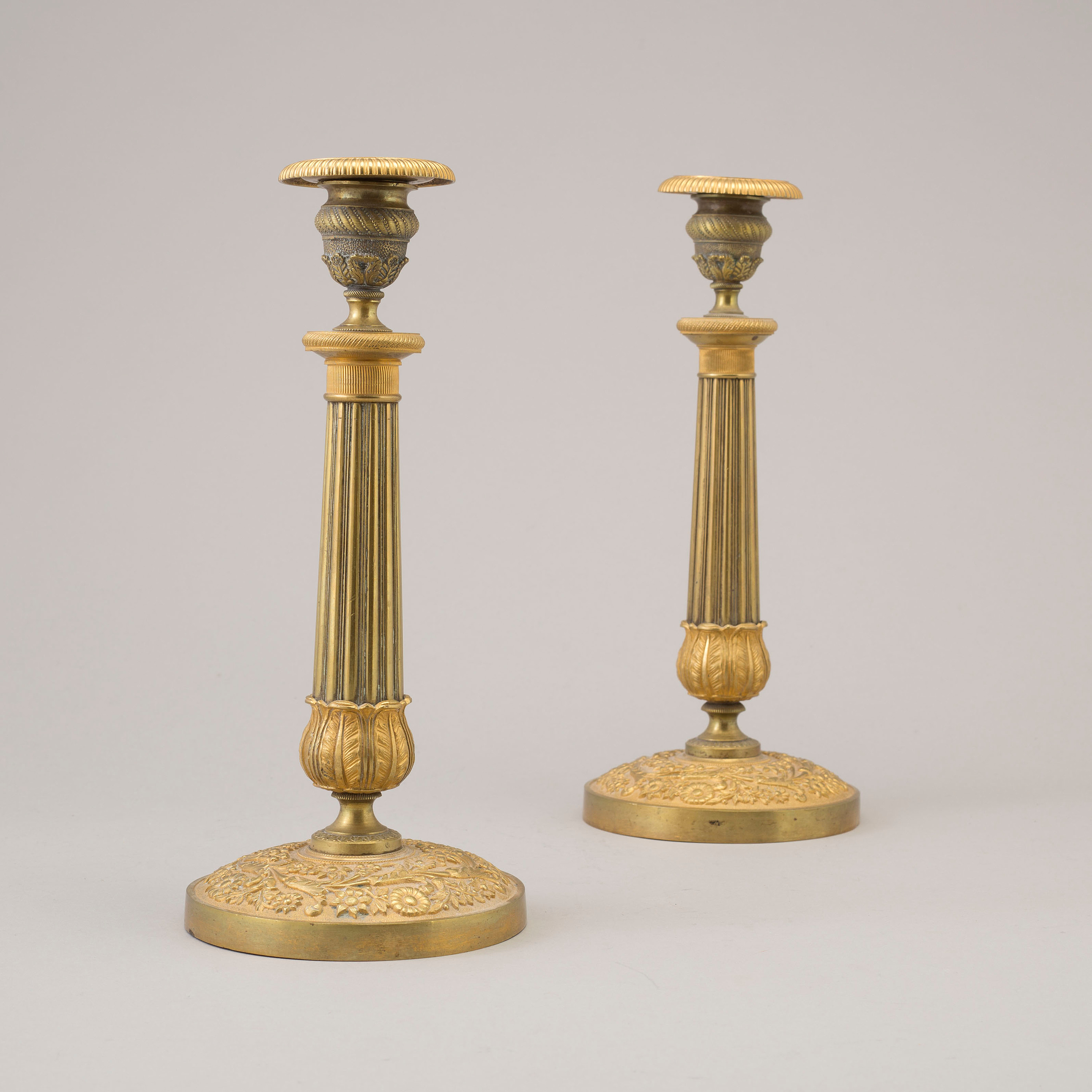 A pair of early 19th century ormolu candlesticks. - Bukowskis