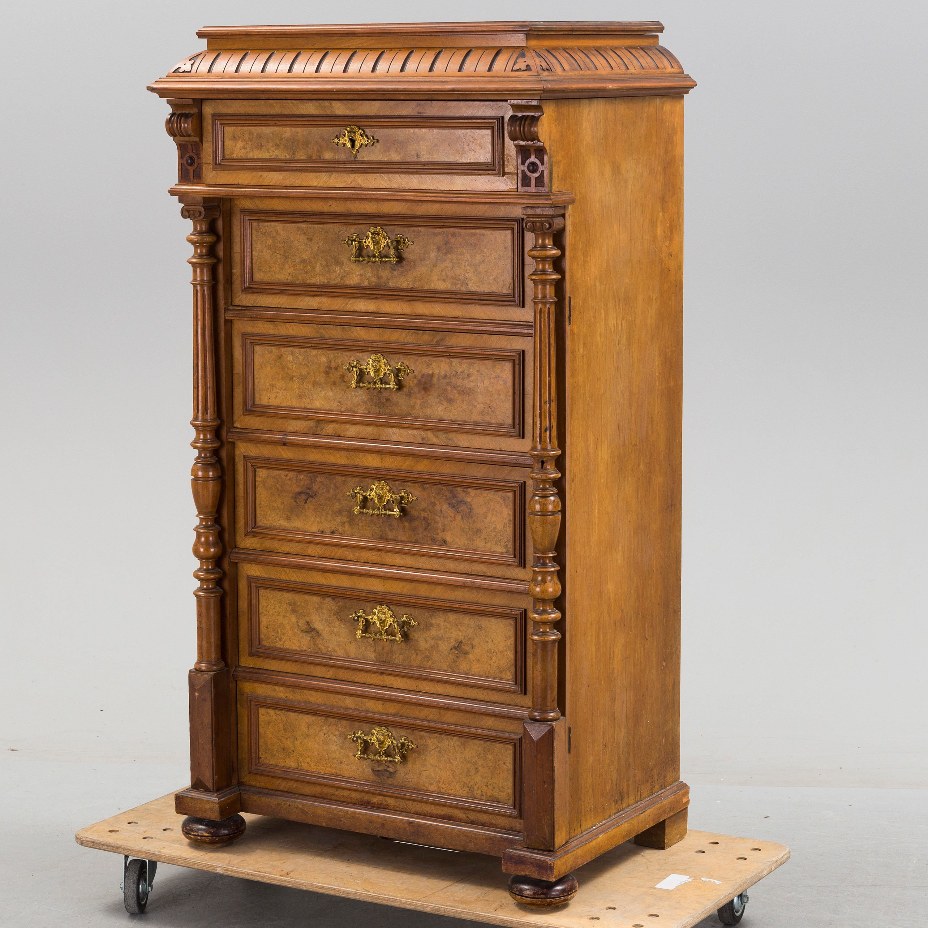 A circa 1900 renaissance style chest of drawers. - Bukowskis