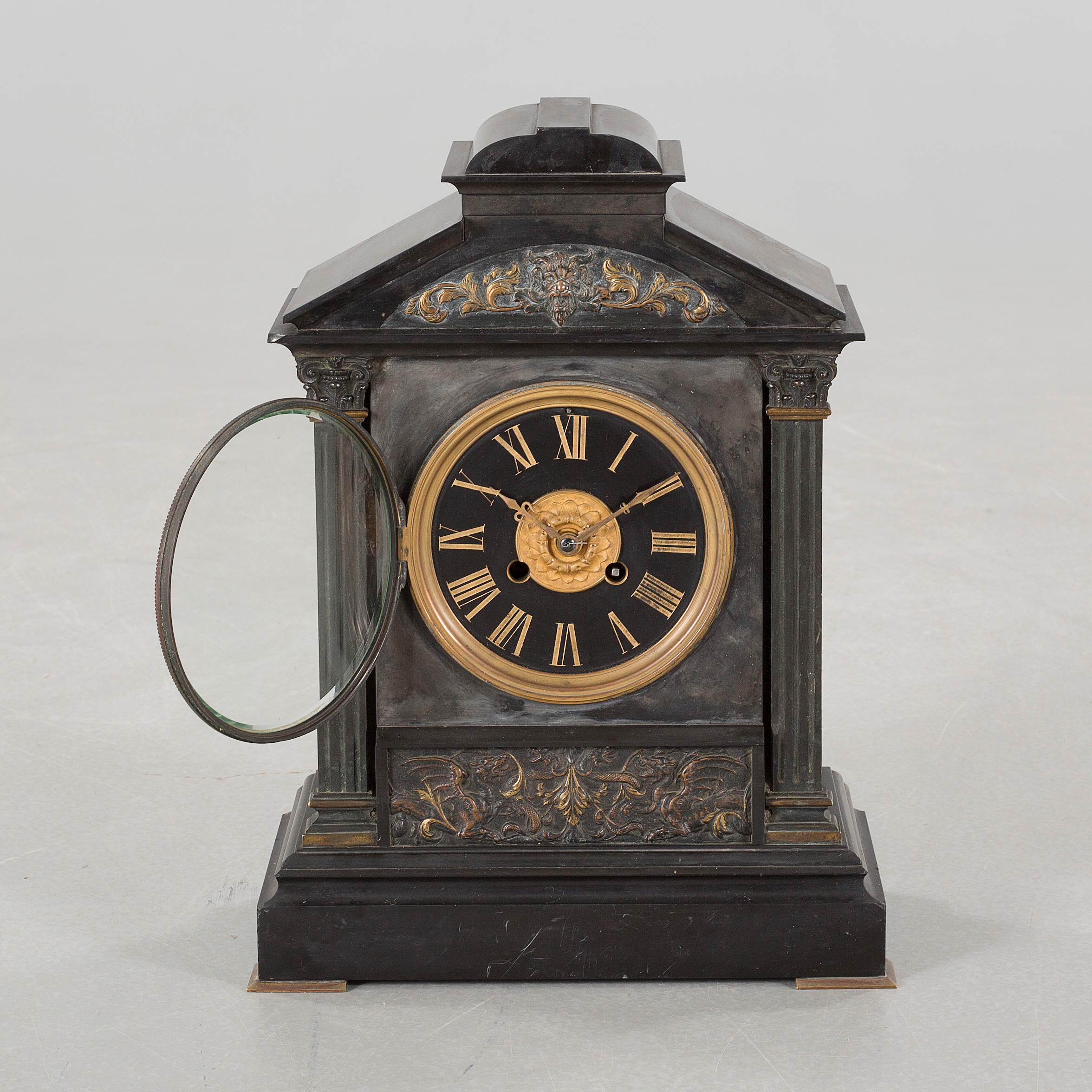 A 19th century mantle piece clock marked Swinden & sons. - Bukowskis
