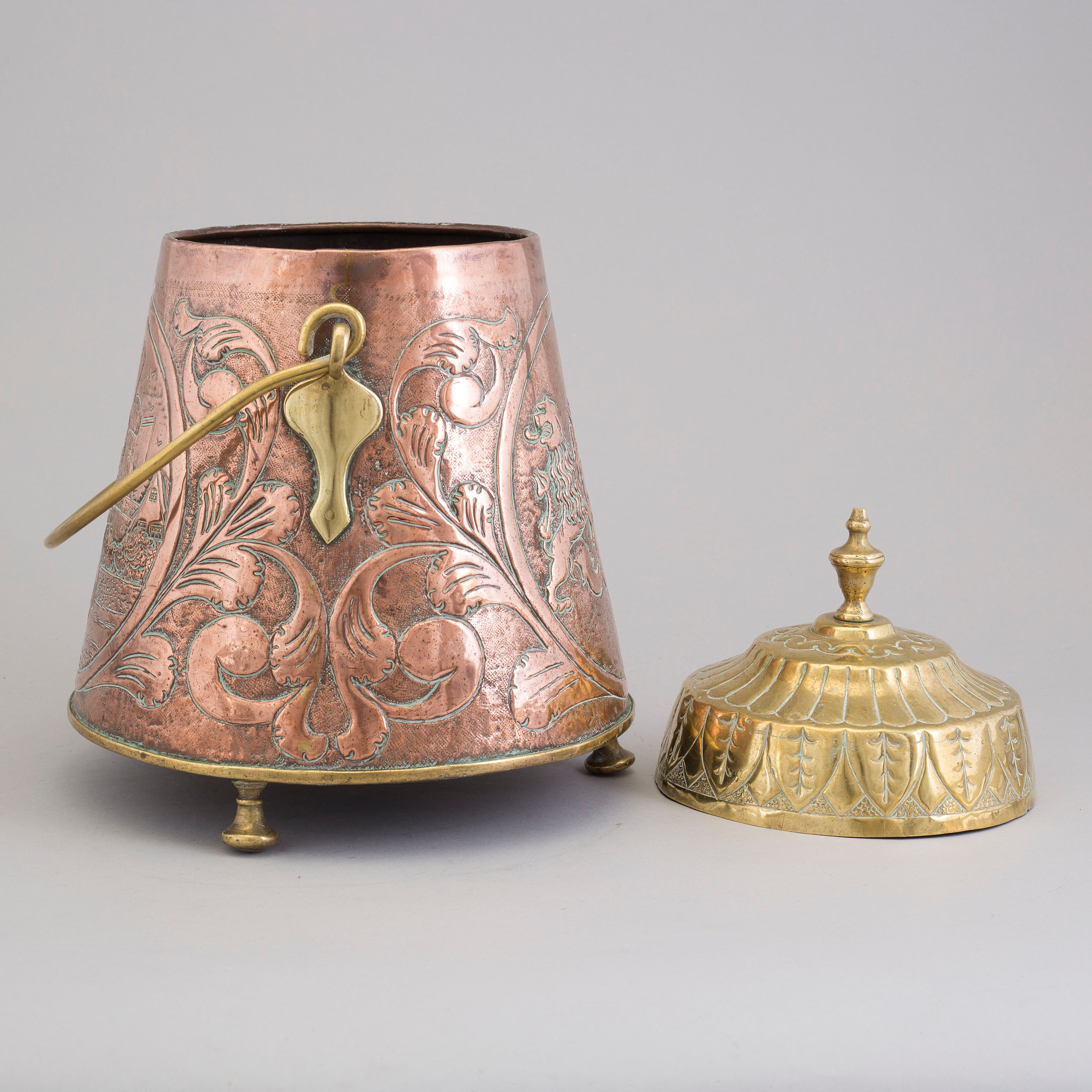 A 18th century. brass and copper container. - Bukowskis