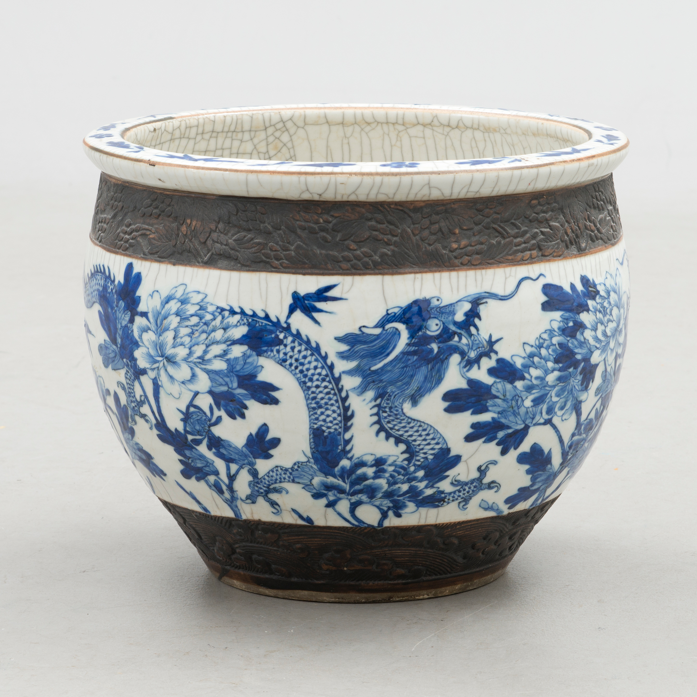A porcelain flower pot from the first half of the 20th Century. - Bukowskis