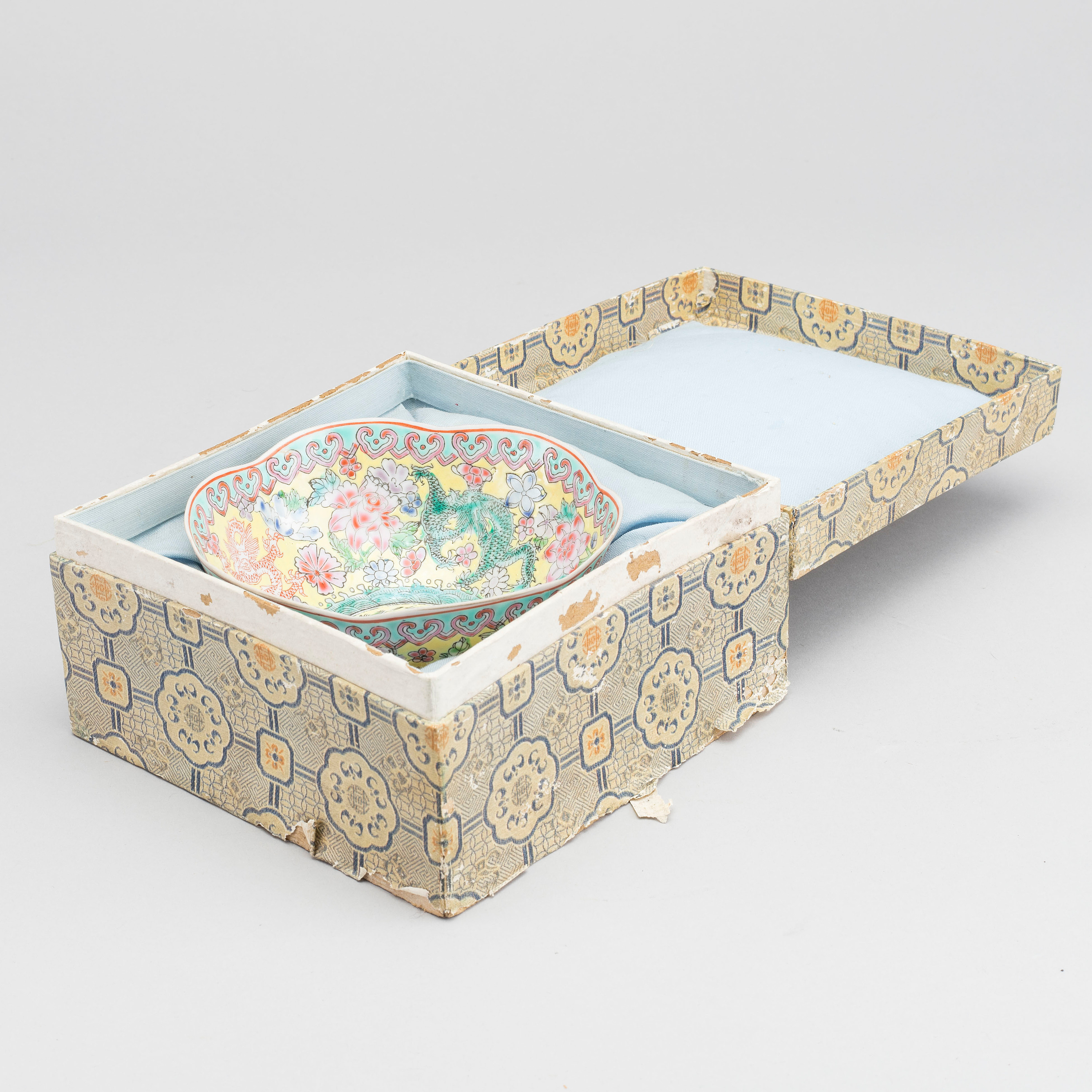 A CHINESE EGG-SHELL BOWL 20TH CENTURY, - Bukowskis