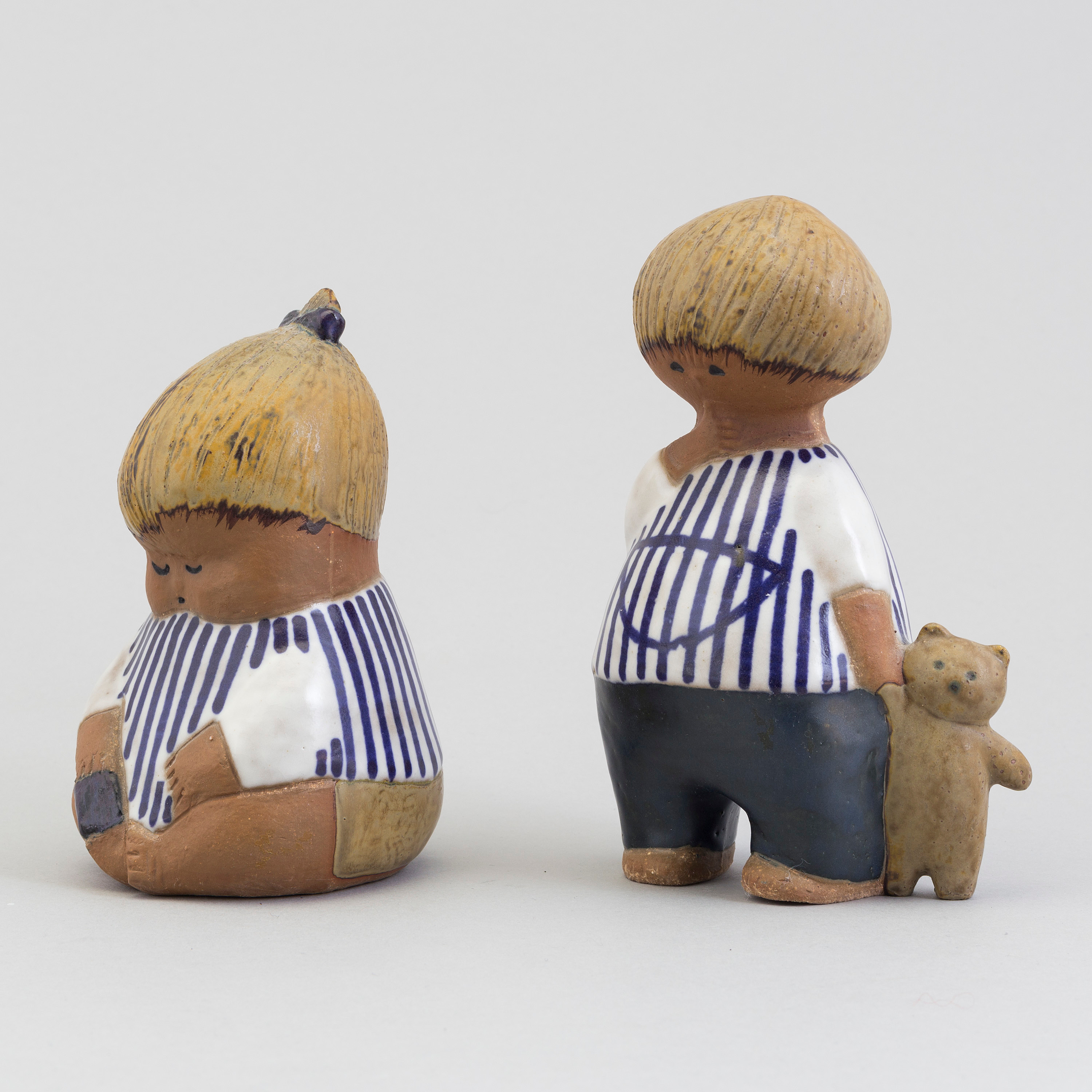 LISA LARSON, figuriner, två stycken, "Malin" och "Johanna", signerade stengods, 1900-talets ...