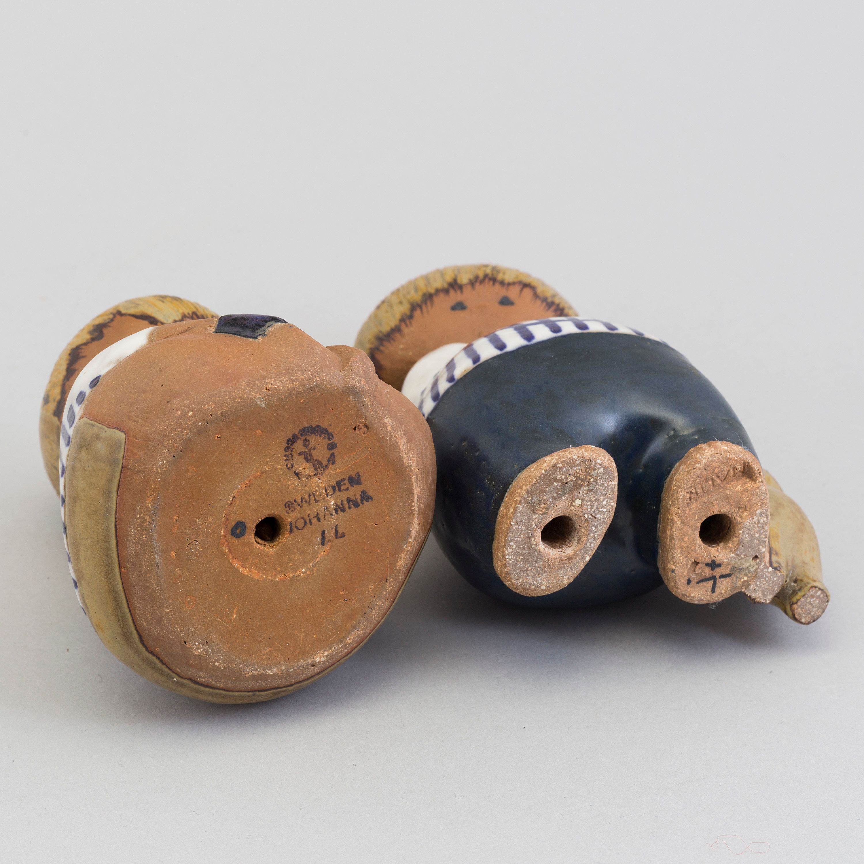 LISA LARSON, figuriner, två stycken, "Malin" och "Johanna", signerade stengods, 1900-talets ...