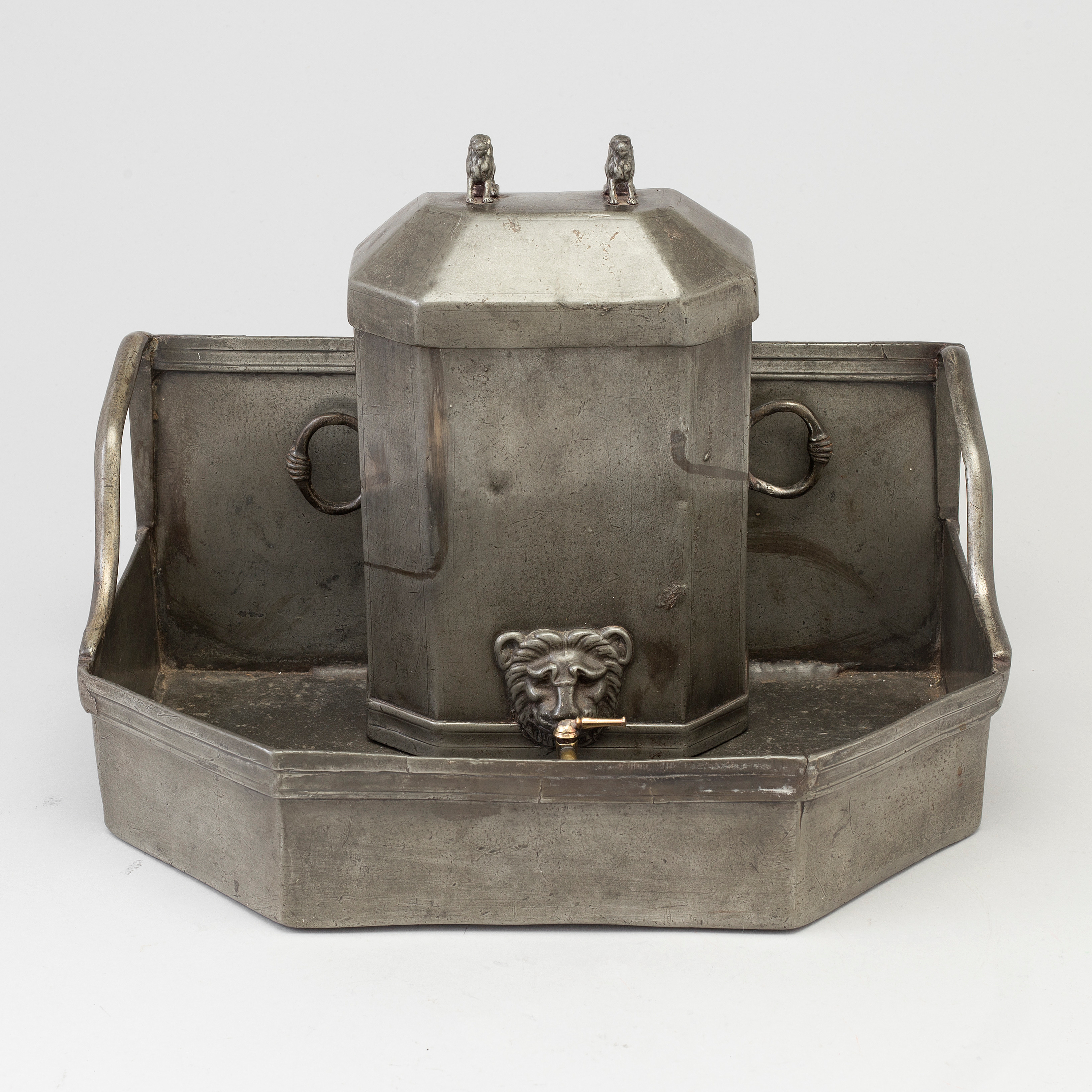 A pewter water container and bowl, 18th century. - Bukowskis