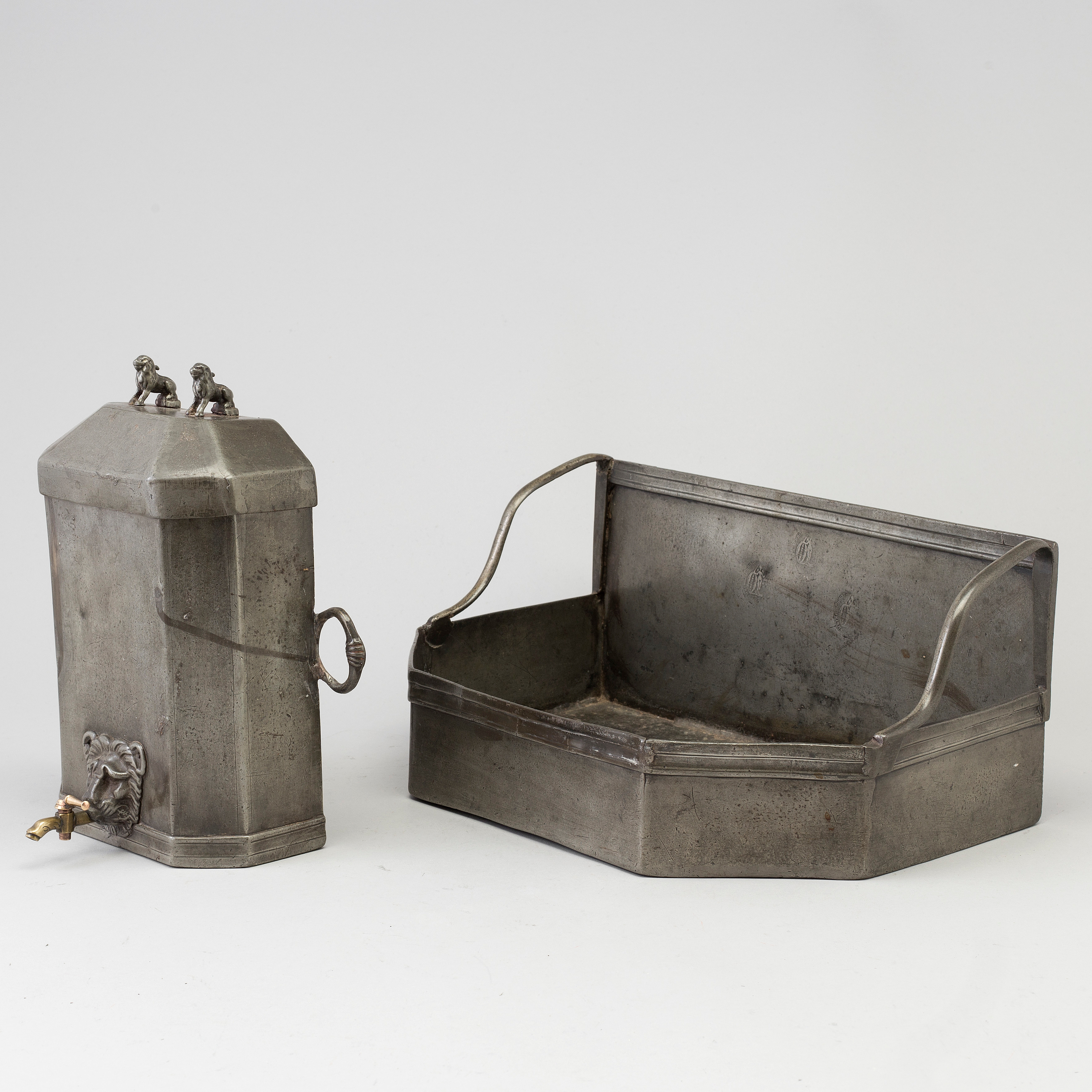 A pewter water container and bowl, 18th century. - Bukowskis