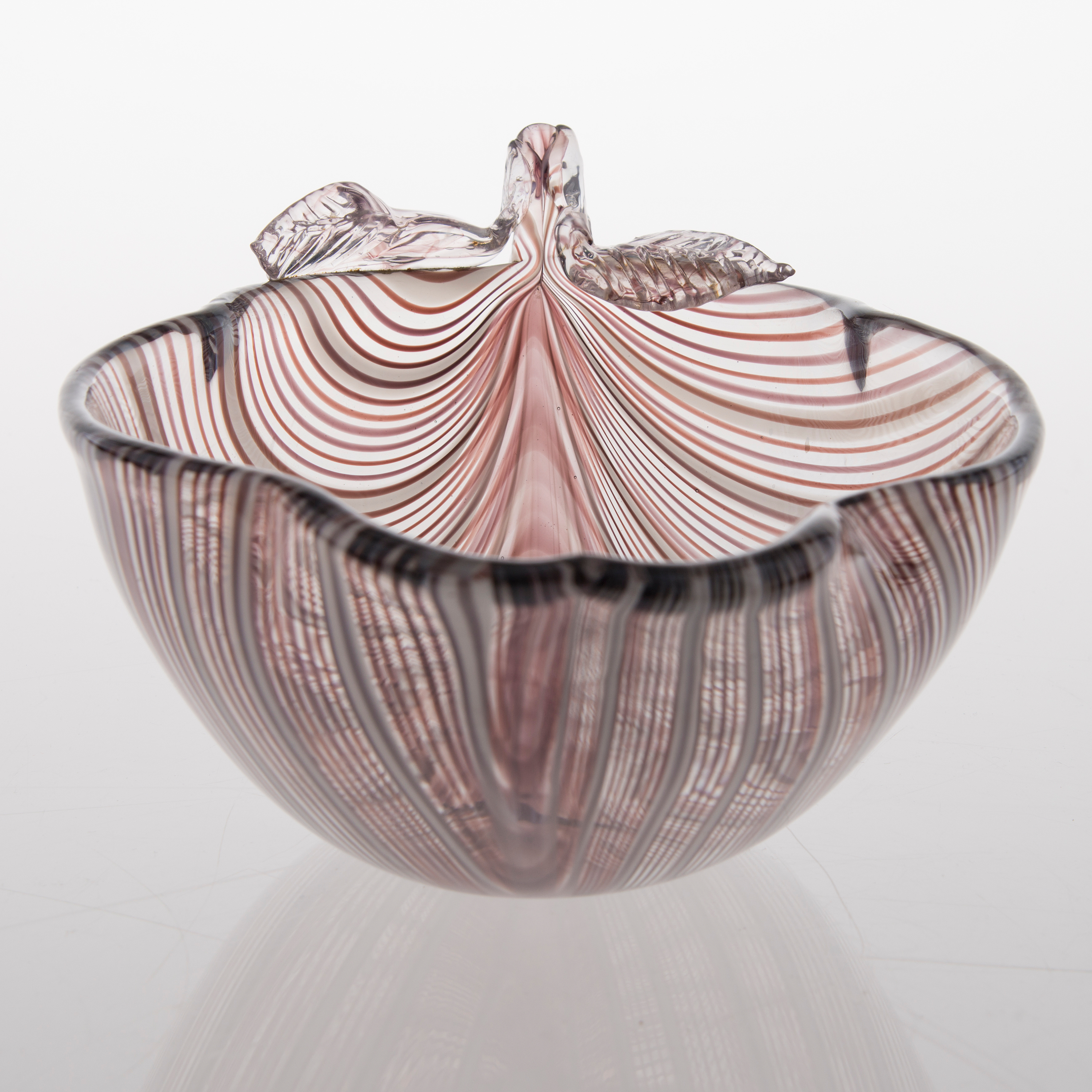 A leaf shaped filigree glass bowl from Venini, Murano. - Bukowskis