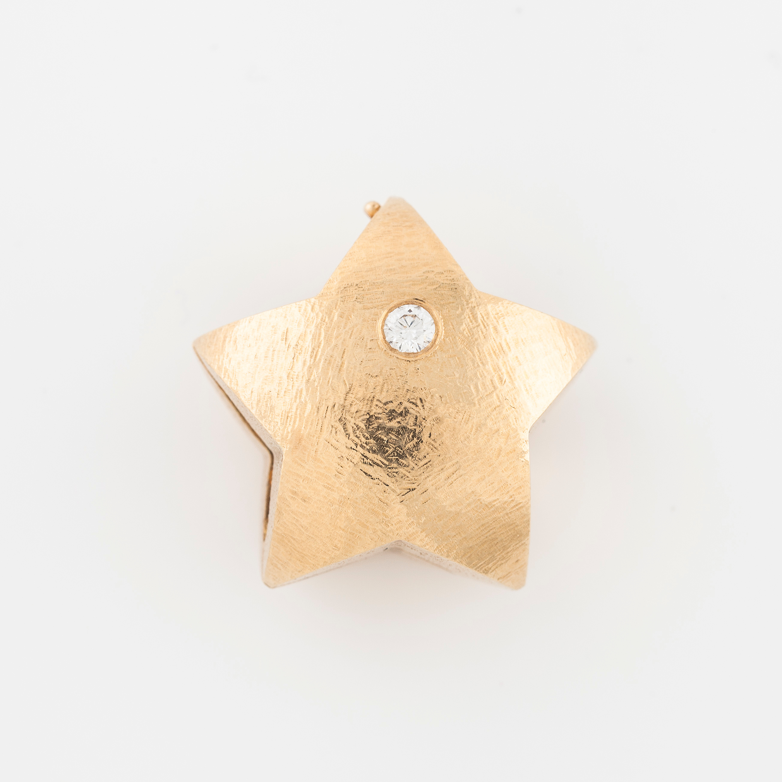 OLE LYNGGAARD, a brilliant cut diamond clasp. - Bukowskis