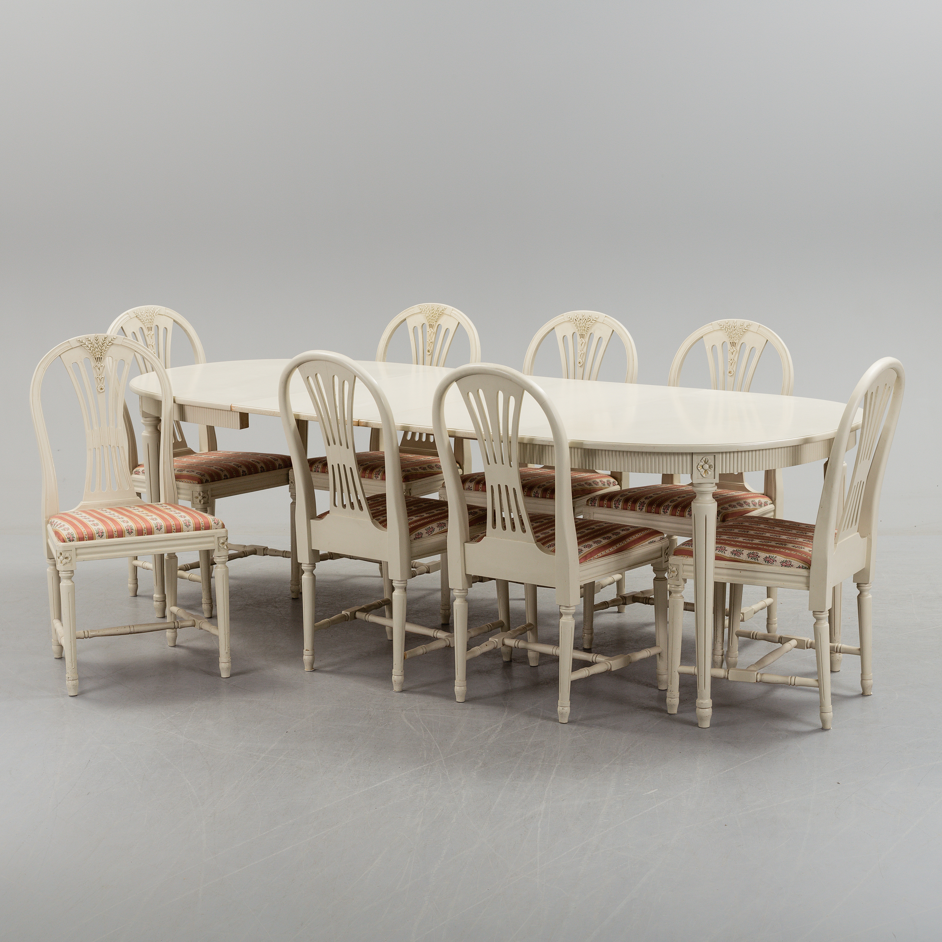 MATBORD OCH STOLAR, 1+ 8 delar, Gustaviansk stil, 1900-talets mitt. Med ...