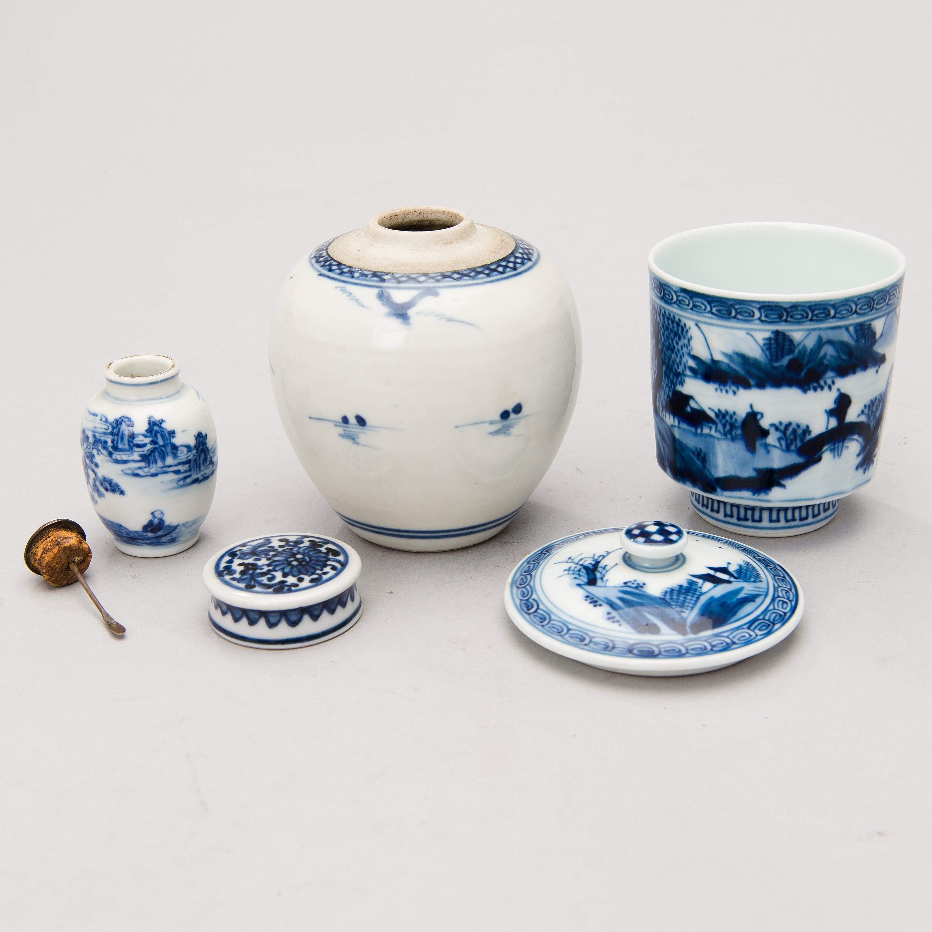 A set of six porcelain Chinese objects. - Bukowskis