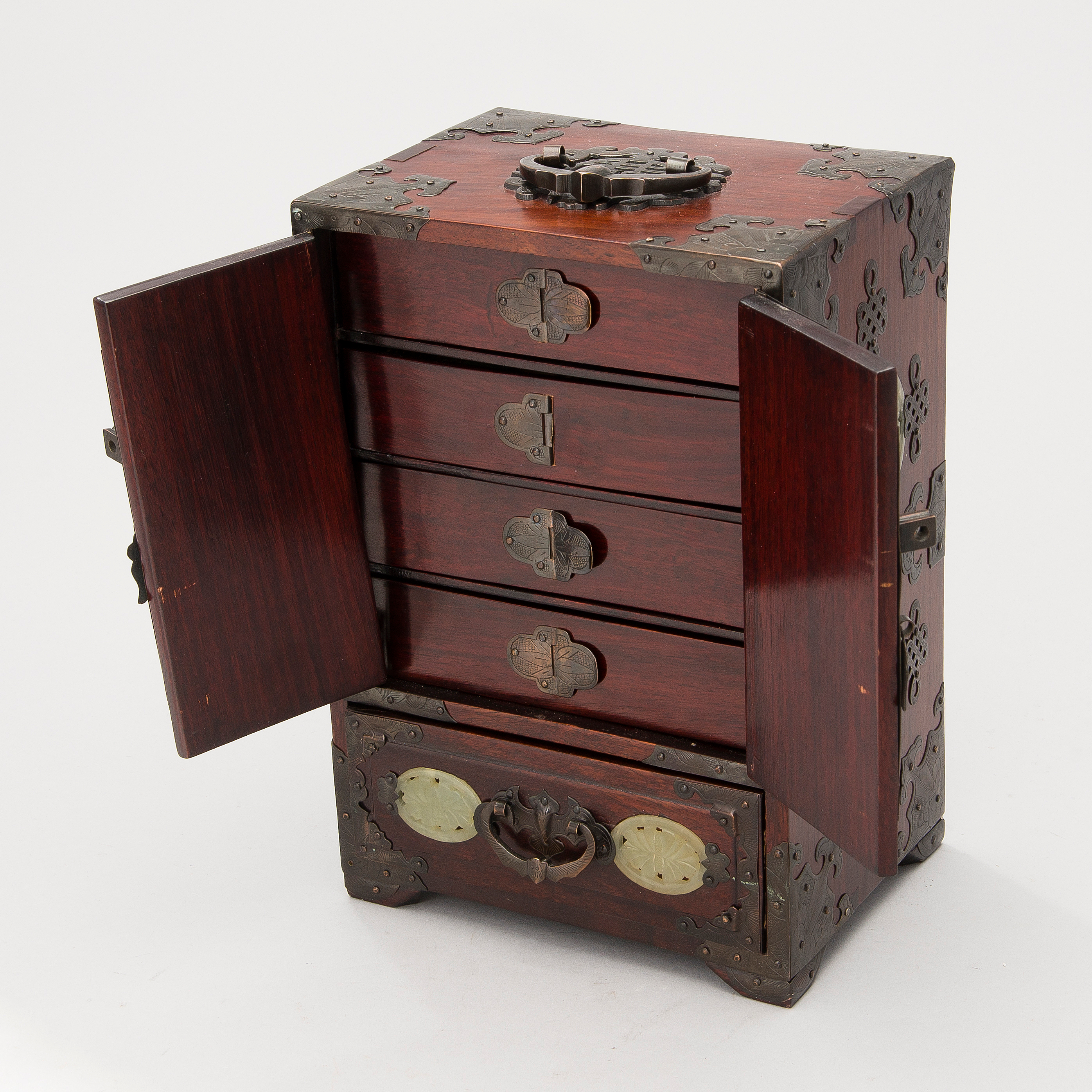 A Chinese jewellery box from the mid 20th Century. - Bukowskis