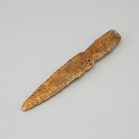 A Swedish Stone Age flint dagger or arrowhead. - Bukowskis