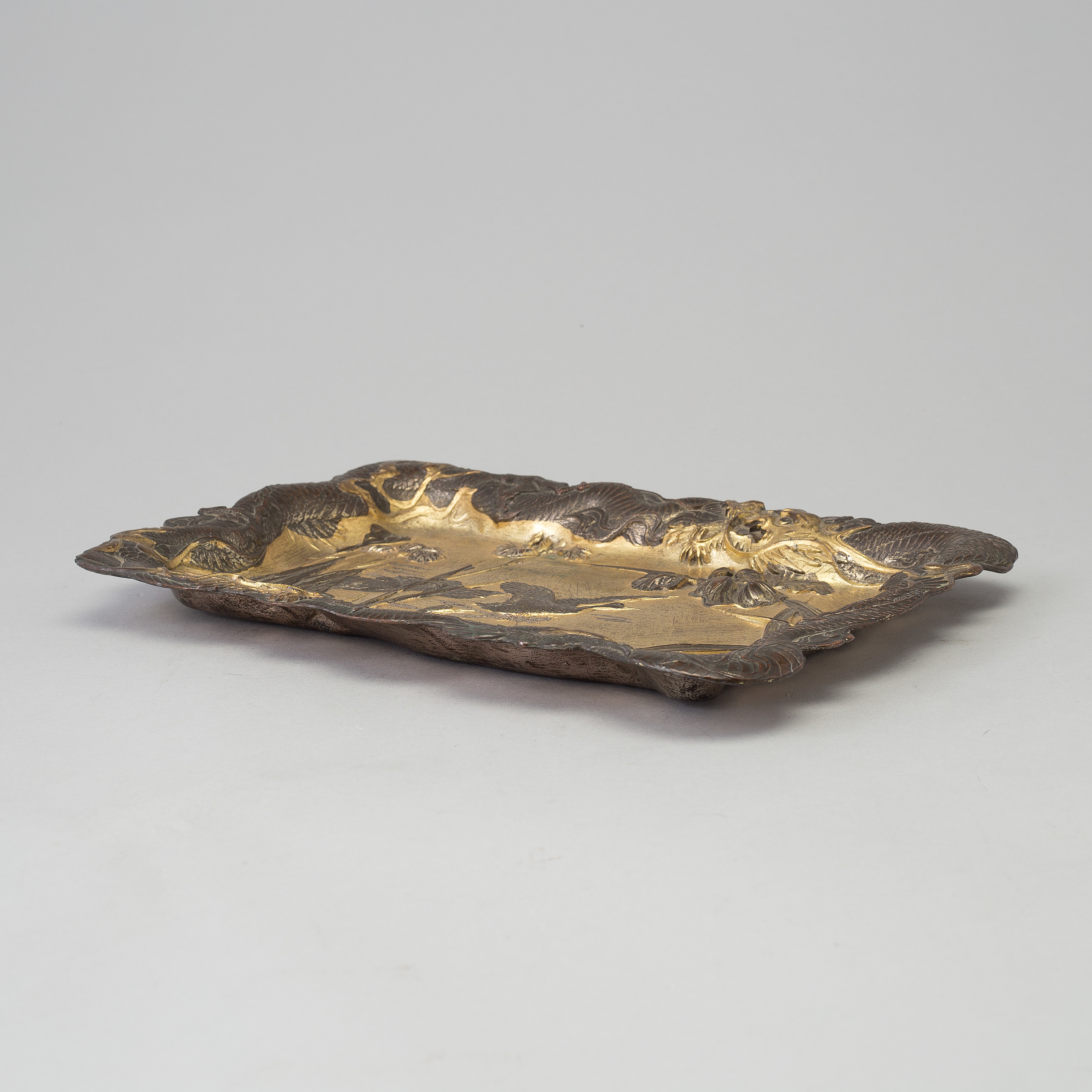 BRICKA, metall, Japan, Meiji, (1868-1912). - Bukowskis