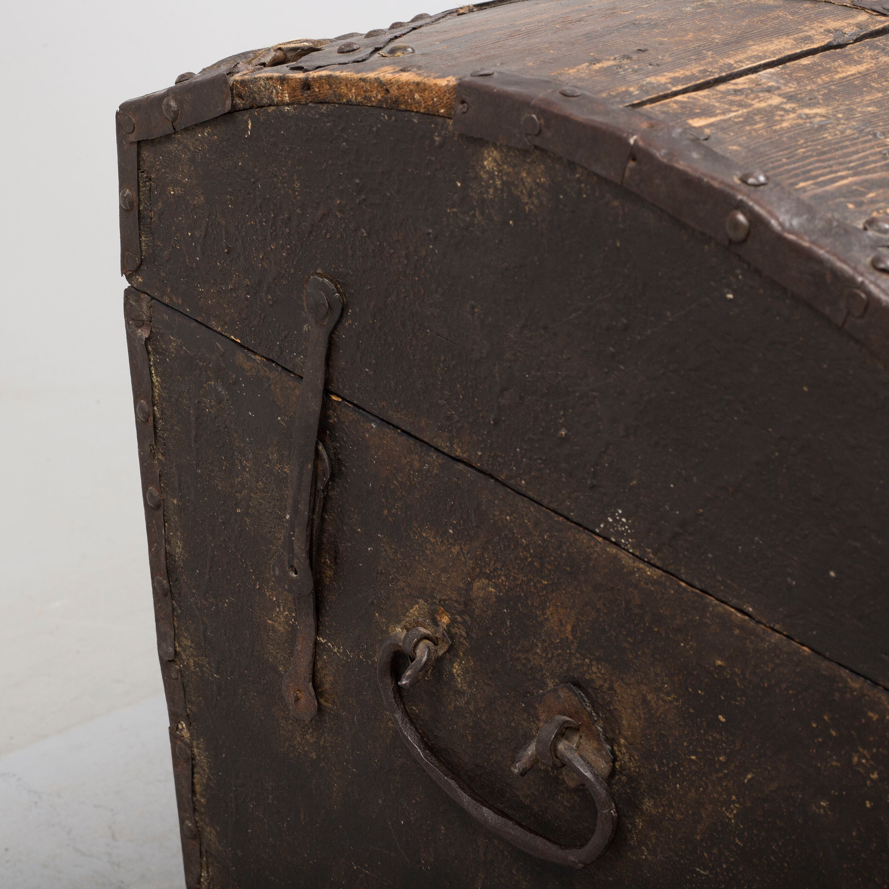 A CHEST, early 19th century. - Bukowskis
