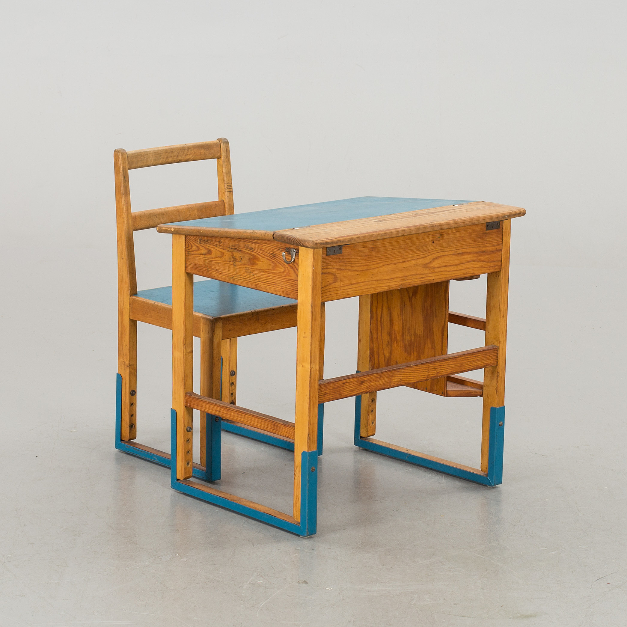 A SCHOOL DESK AND A CHAIR, SECOND HALF OF 20TH CENTURY. - Bukowskis