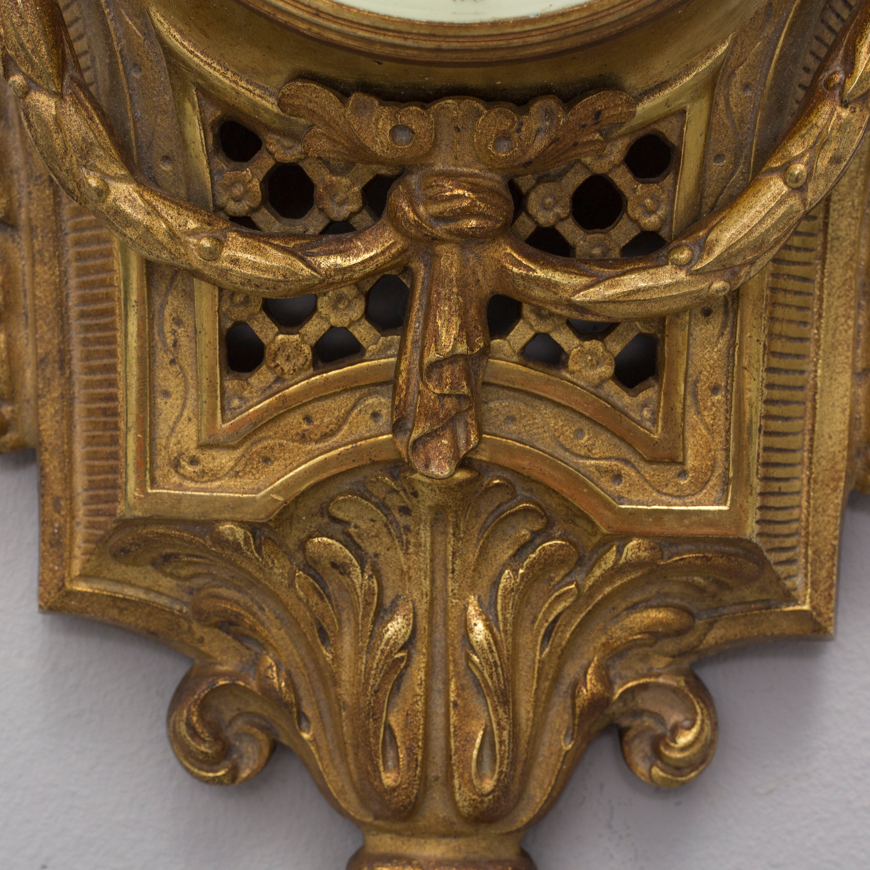 VÄGGPENDYL, Louis Seize-stil, förgylld brons, omkring 1900. - Bukowskis