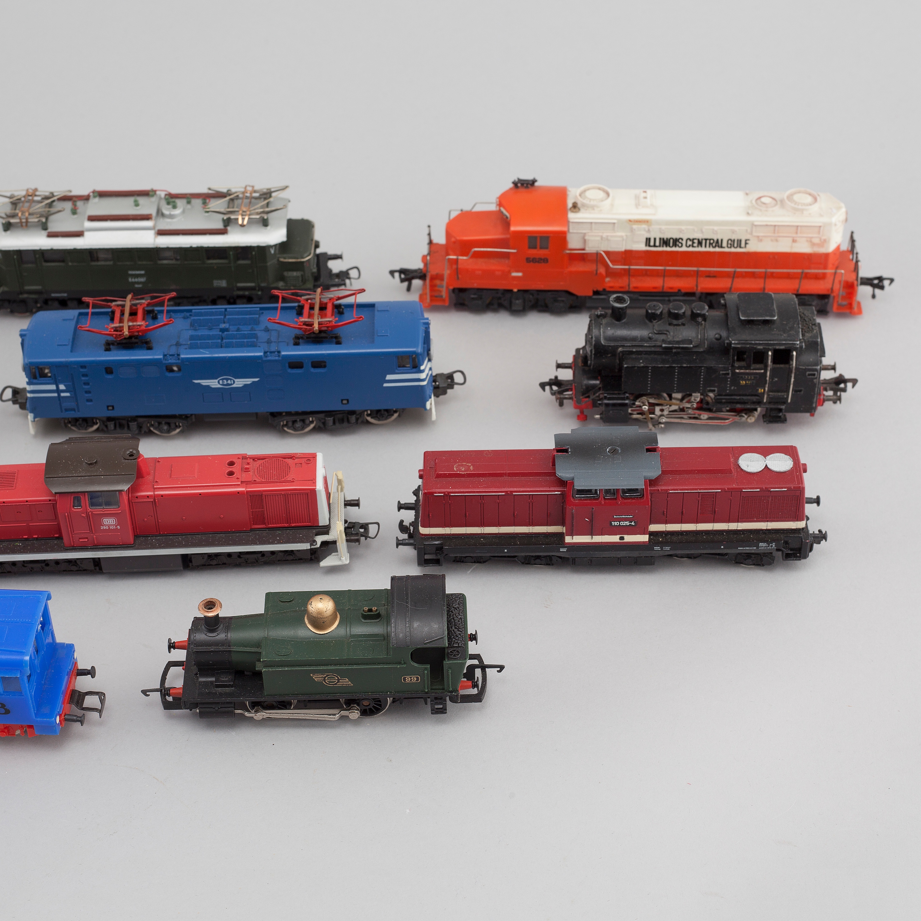 A collection of 34 model trains, Fleischmann among others, second half ...