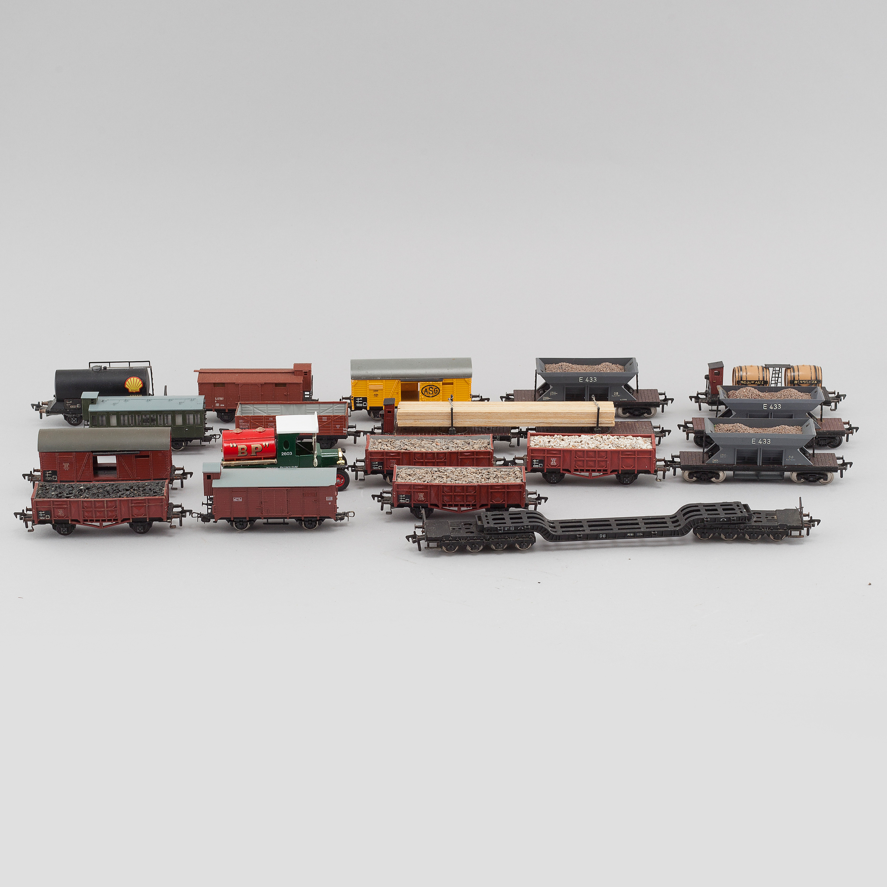 A collection of 34 model trains, Fleischmann among others, second half ...