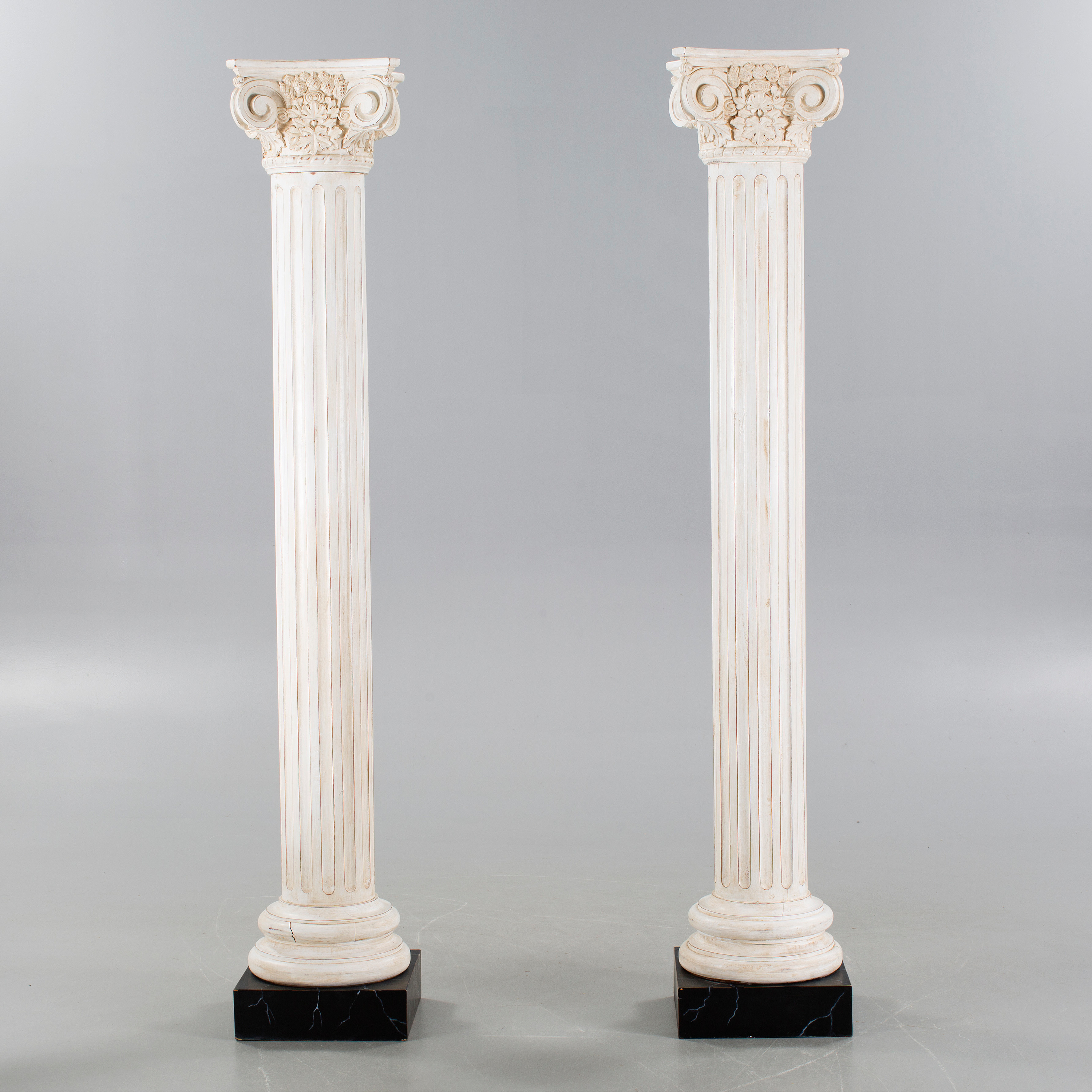 KOLONNER, ett par, 1900-tal. - Bukowskis