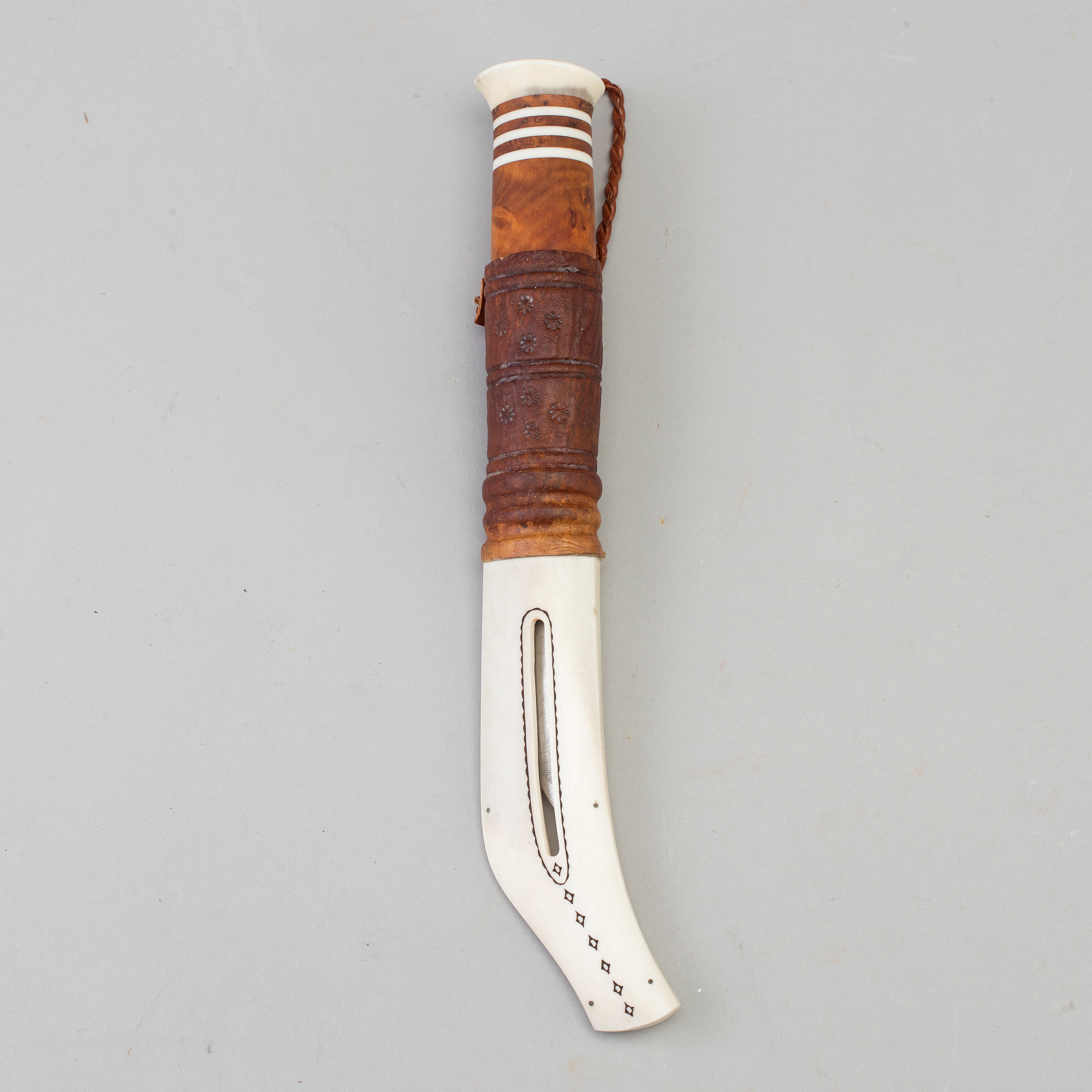A traditional sami knife by Tore Sunna in Kiruna. Signed. - Bukowskis