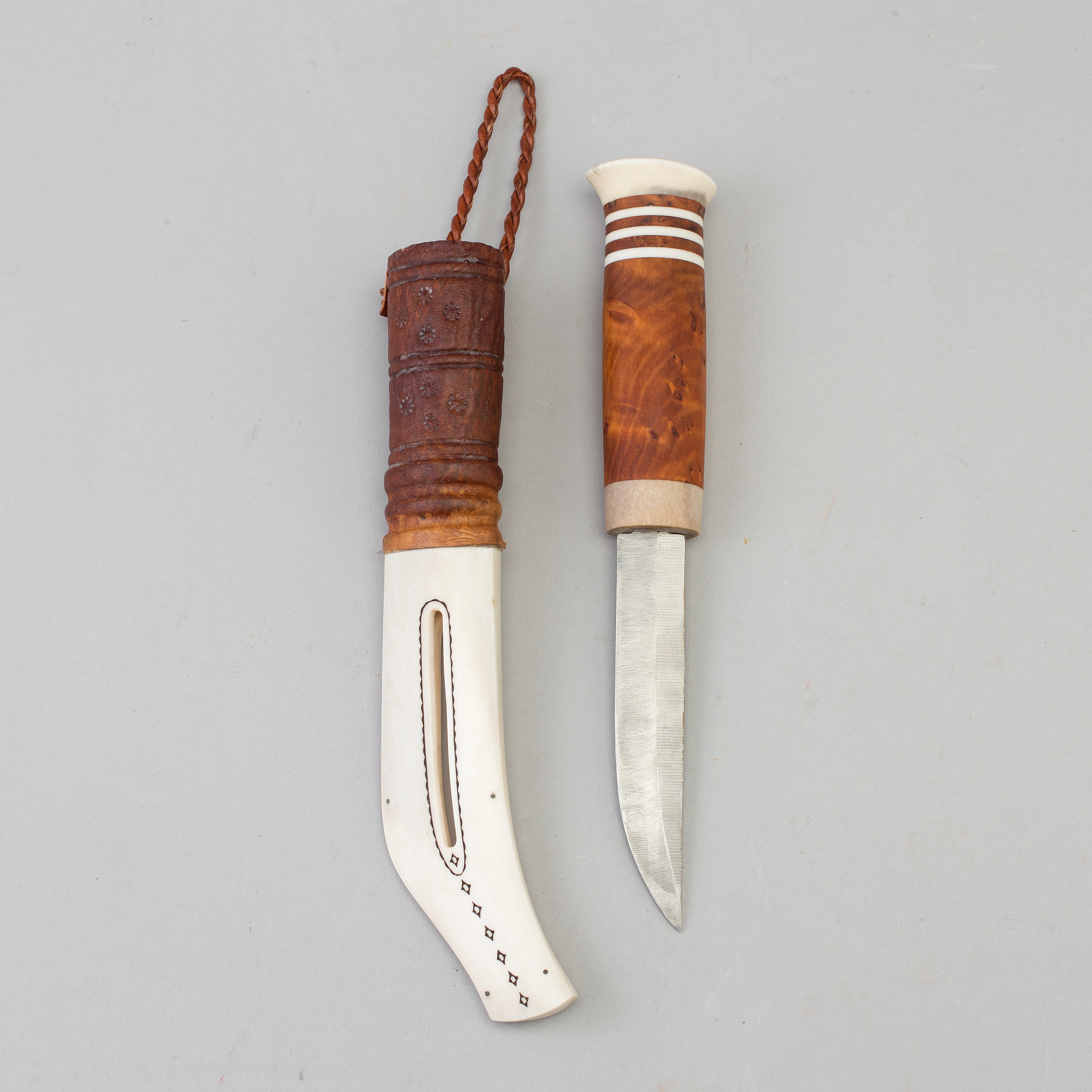 A traditional sami knife by Tore Sunna in Kiruna. Signed. - Bukowskis