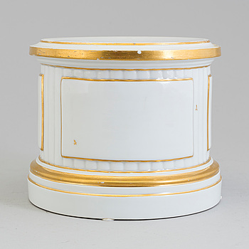 POSTAMENT, porslin. Berlin, 1800-tal. - Bukowskis