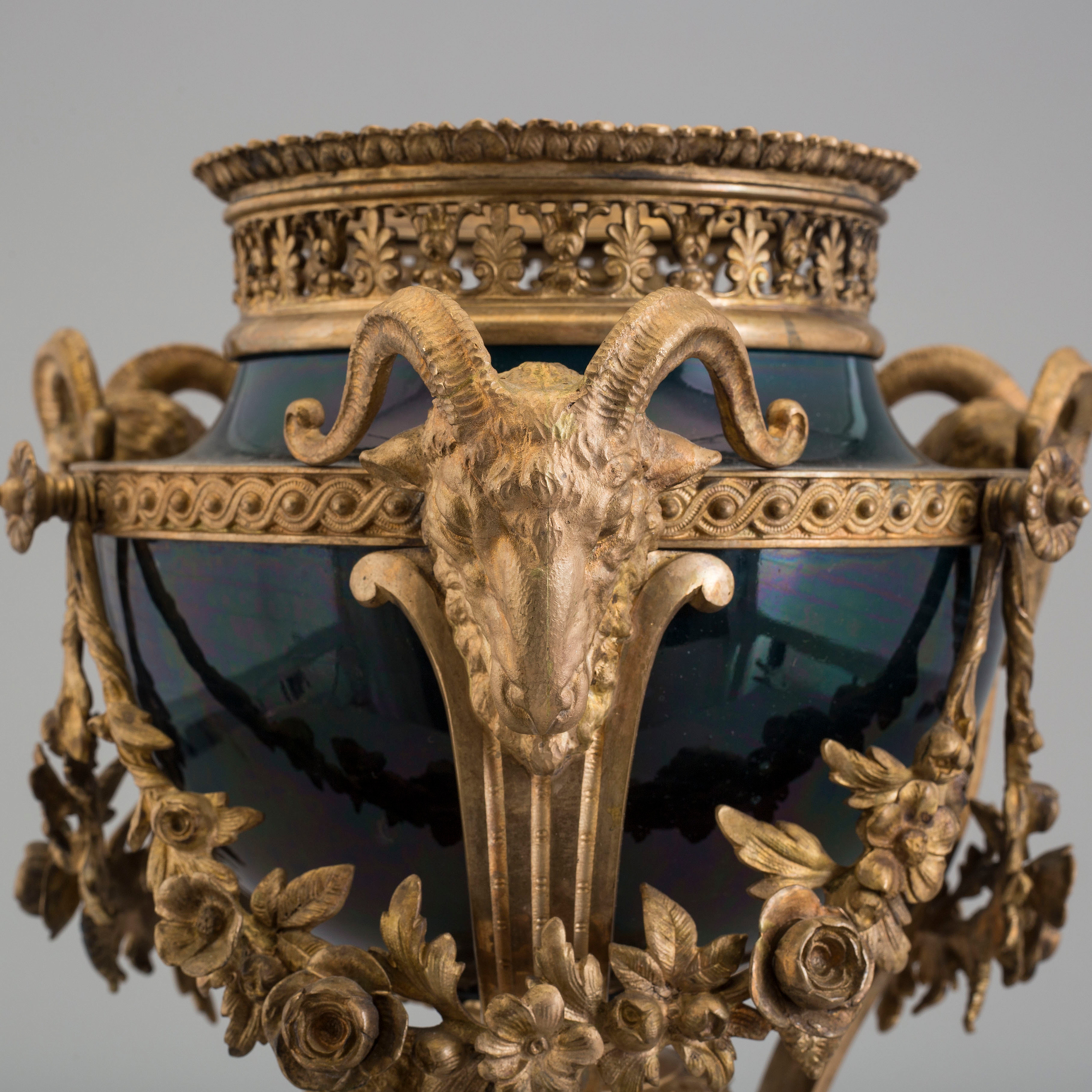 URNA, mässing och porslin, Louis Seize stil, 1800-talets andra hälft ...