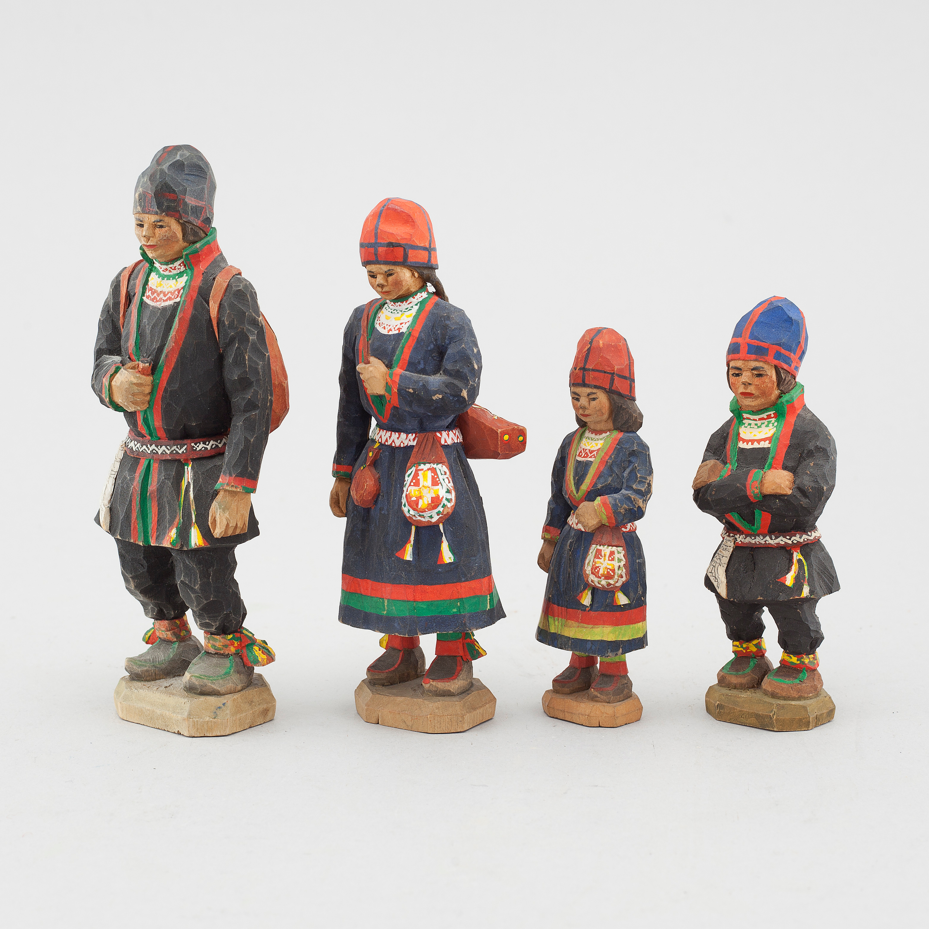 TORBORG LINDBERG, figuriner, 4 st, skuret trä, signerade T.L. - Bukowskis