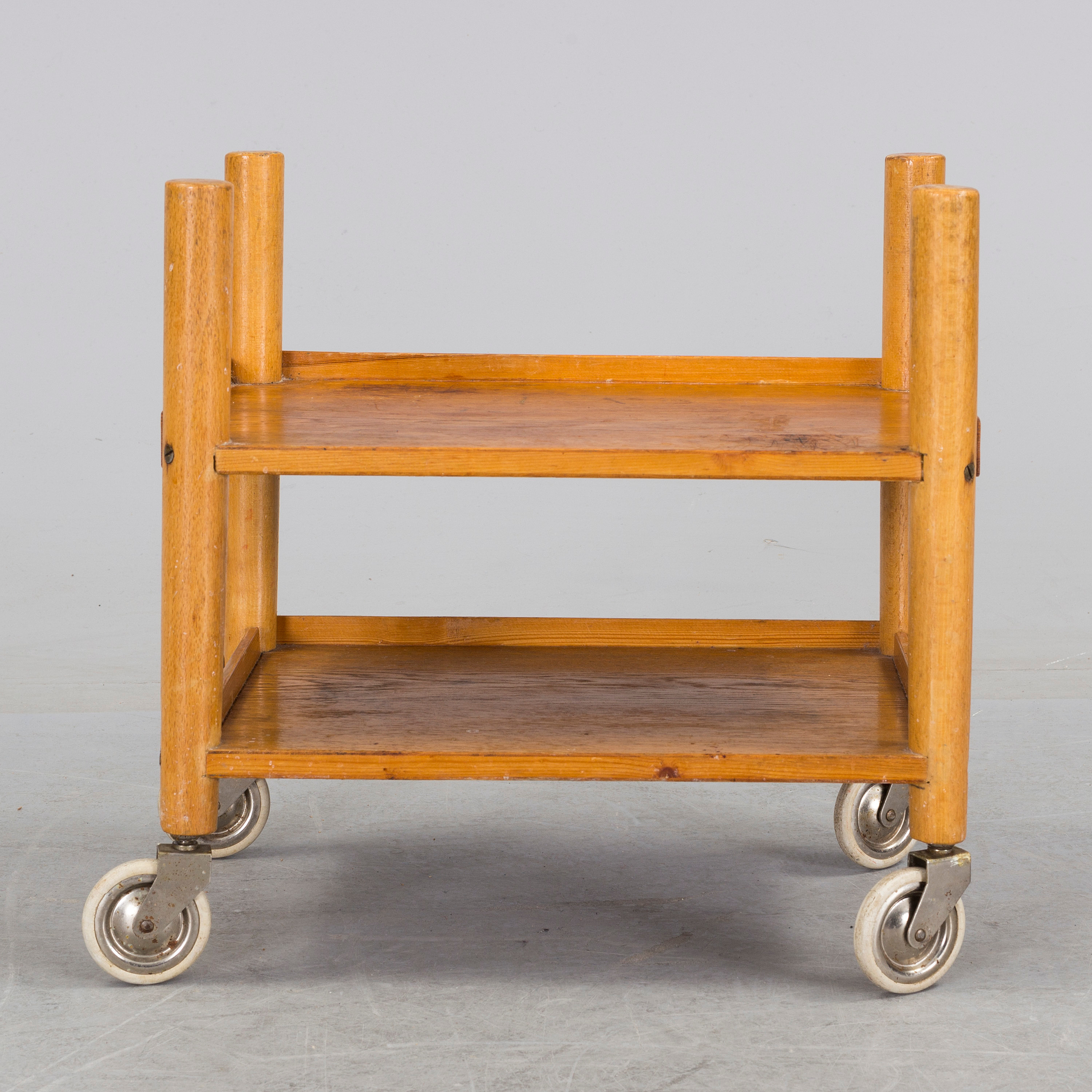 a newspaper trolley from the second half of the 20th century. - Bukowskis