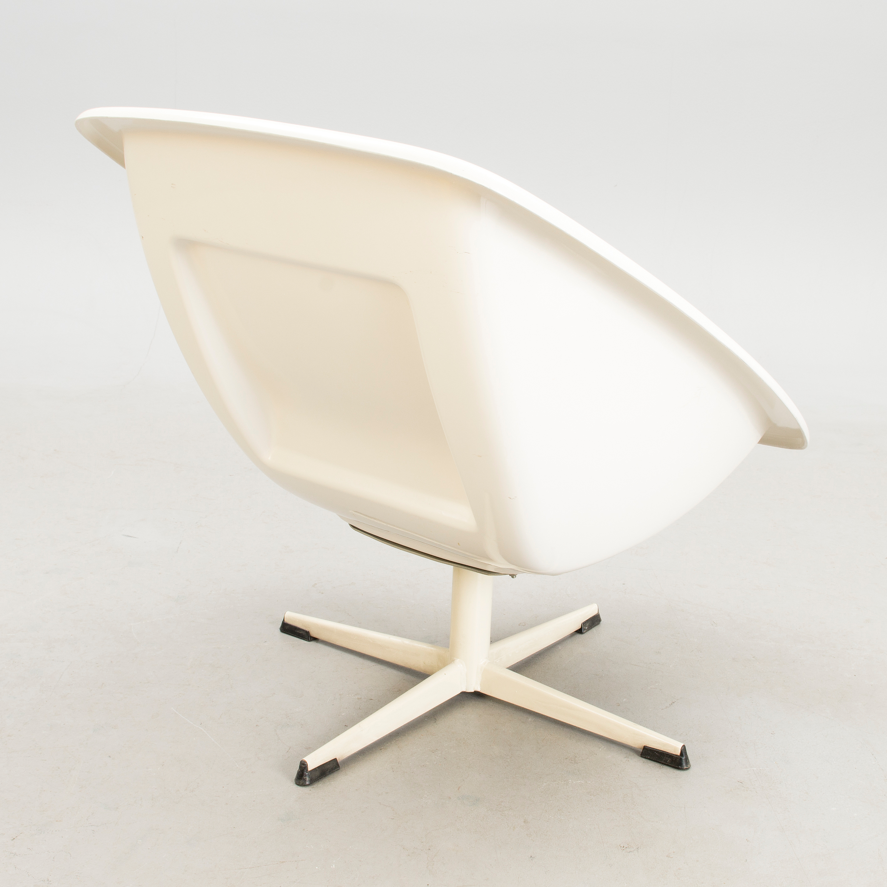 A 1970s rotating lounge chair. - Bukowskis