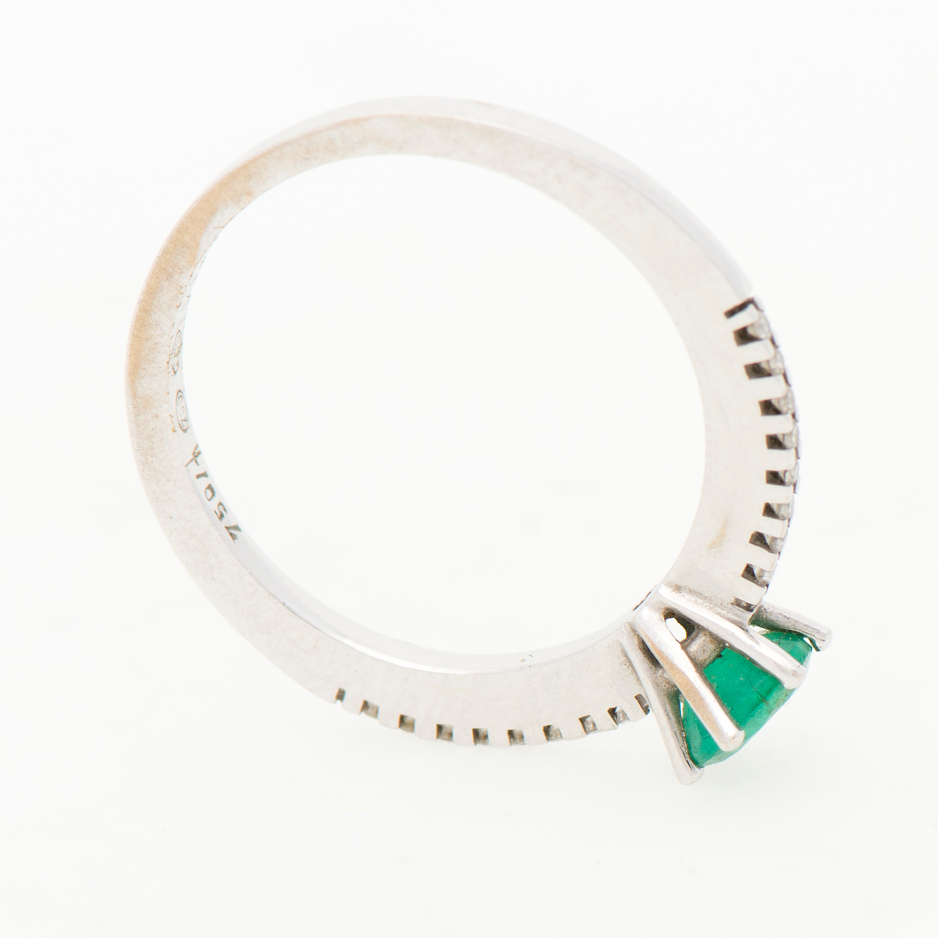 RING, smaragd, briljantslipade diamanter, 18K vitguld. - Bukowskis