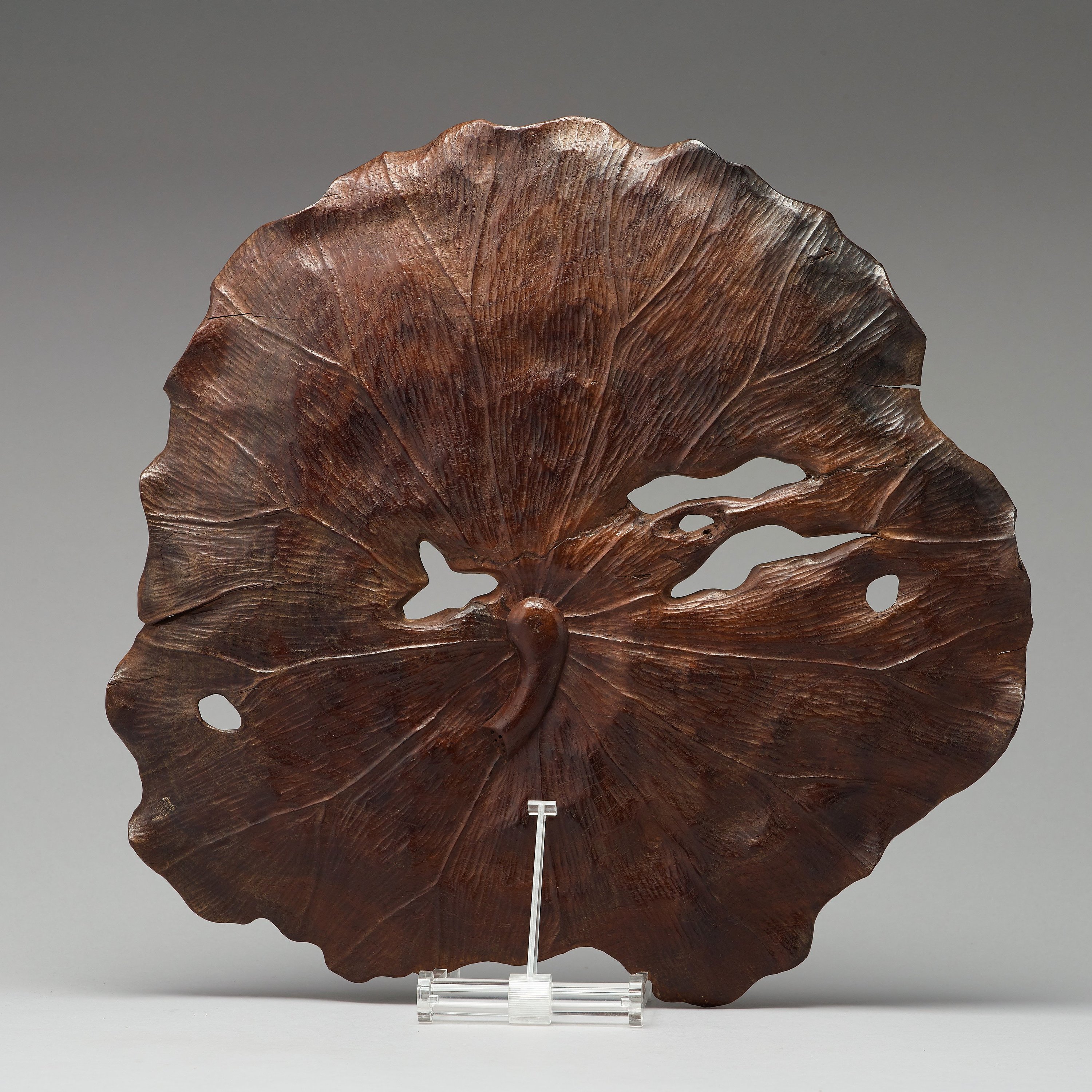 A large lotus leaf shaped tray, 19th Century. - Bukowskis