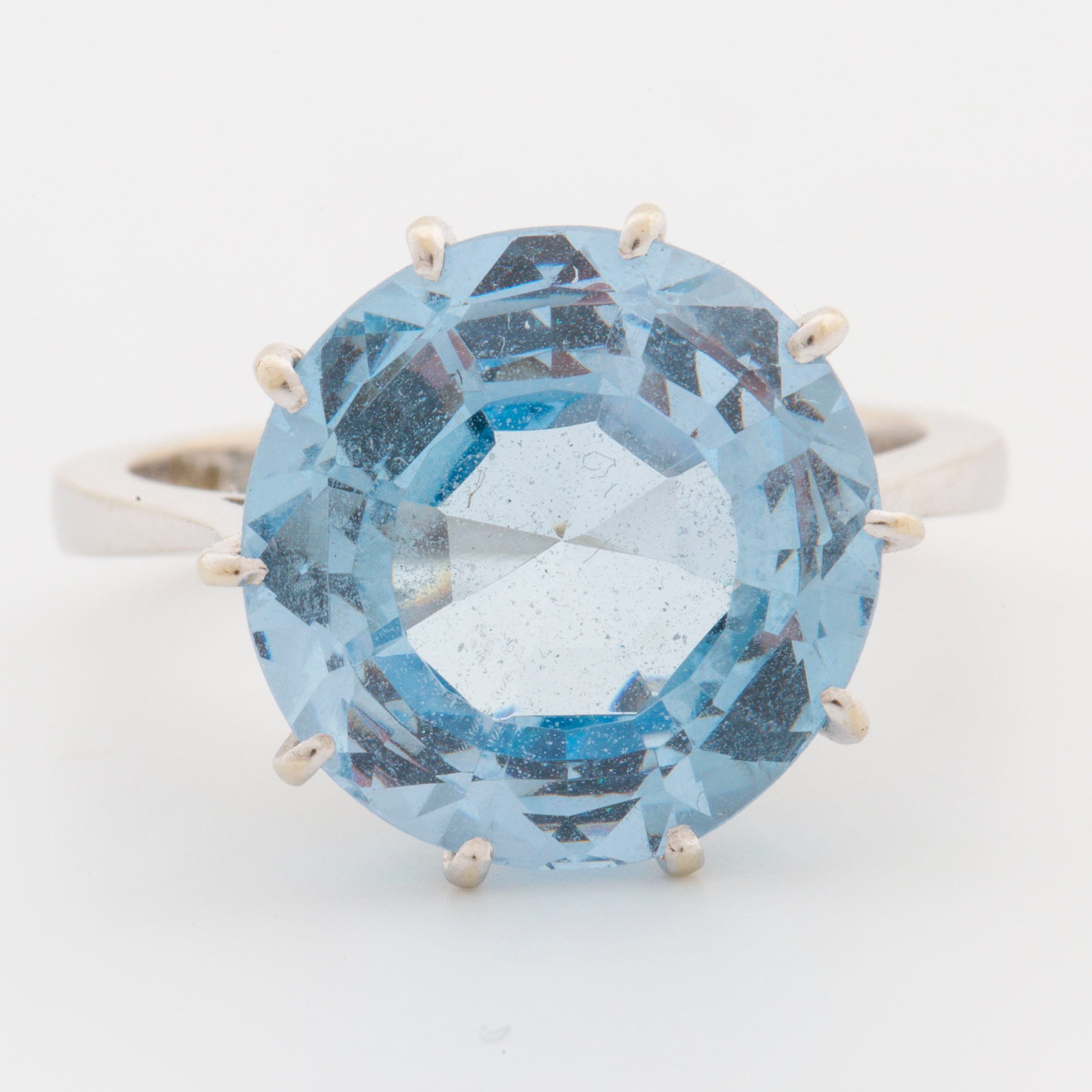 A ring with synthetic blue spinel. - Bukowskis