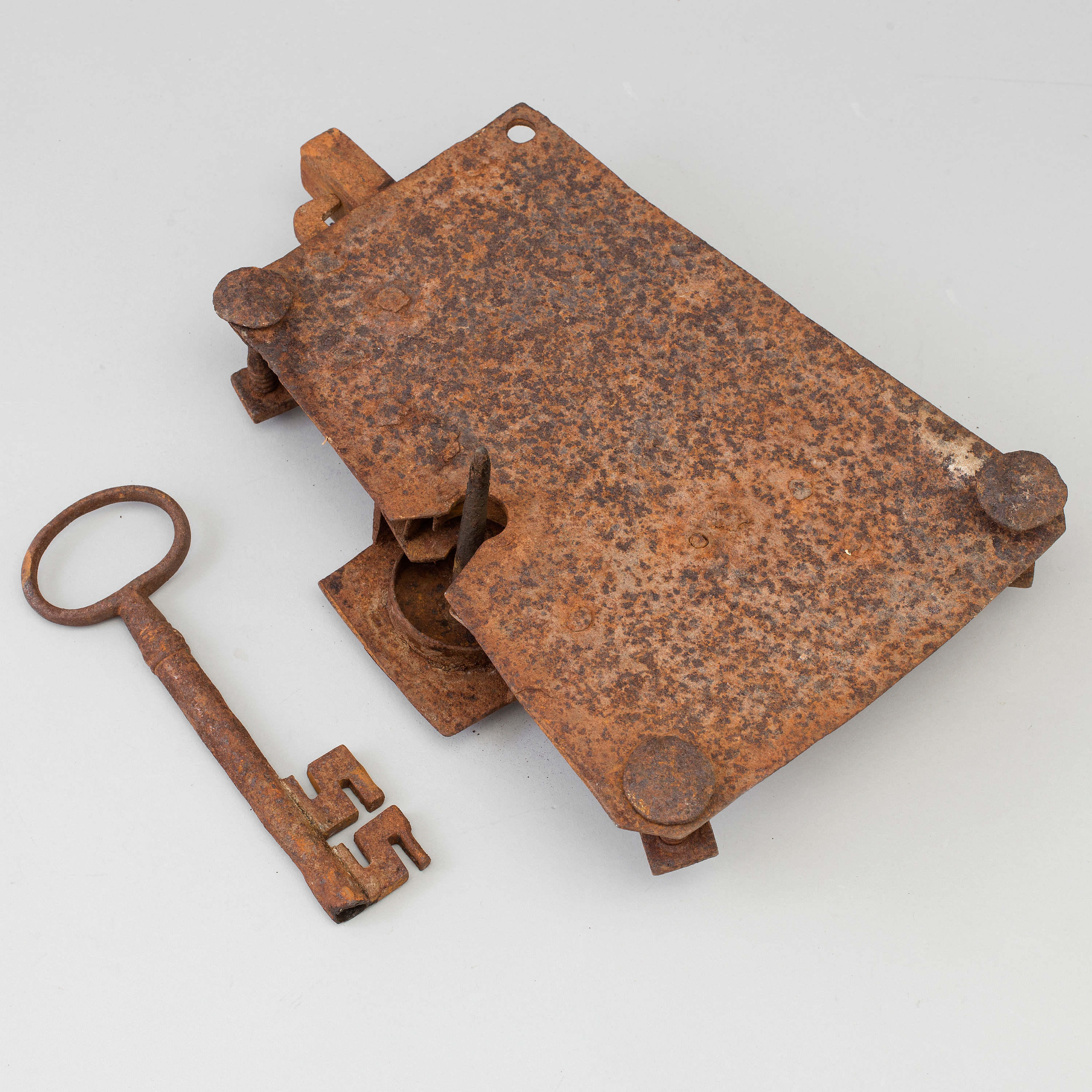 A 18th century iron lock. - Bukowskis