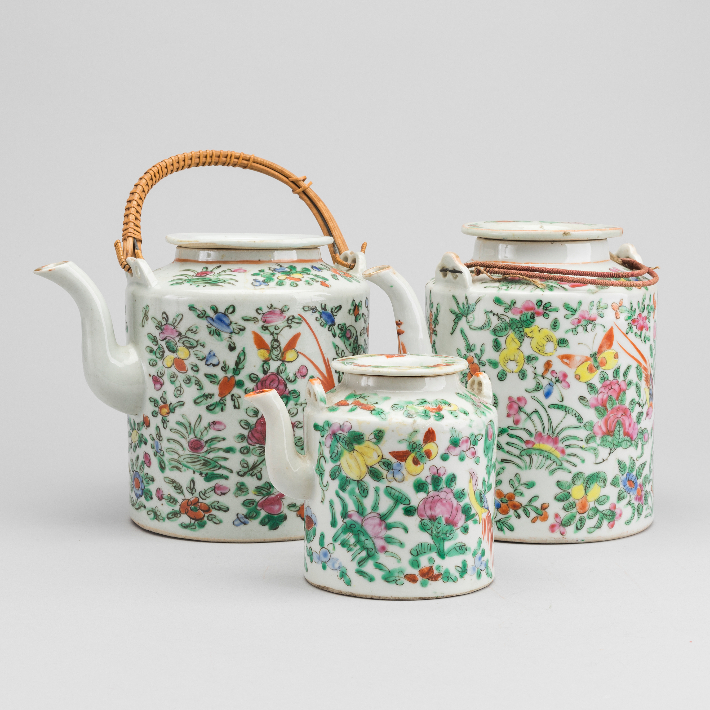 A set of three Chinese porcelain teapots around 1900. - Bukowskis