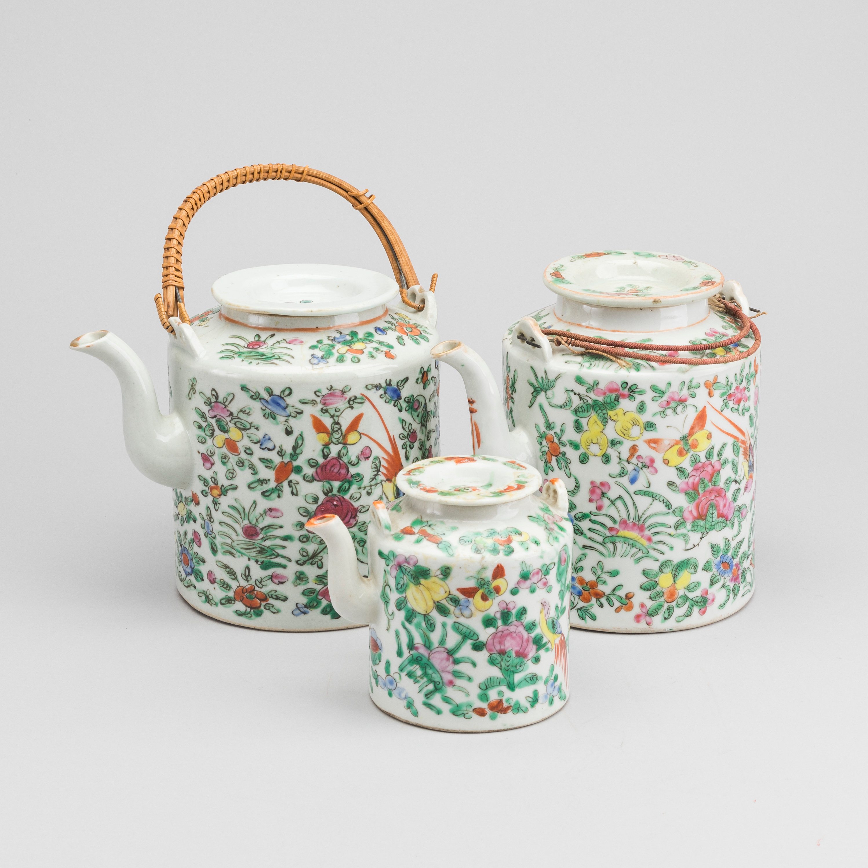 A set of three Chinese porcelain teapots around 1900. - Bukowskis