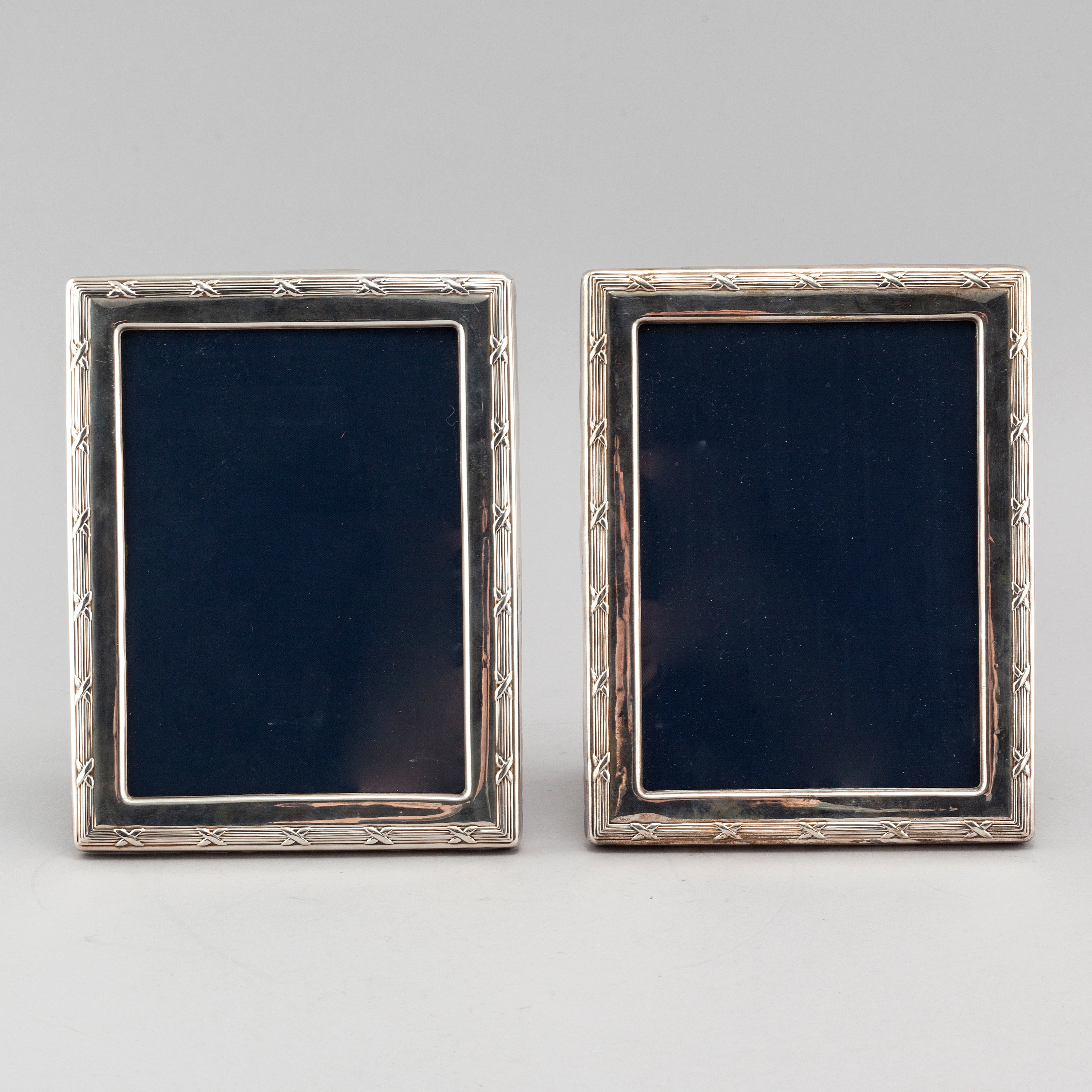 A pair of 20th century silver frames with foreign markings. - Bukowskis