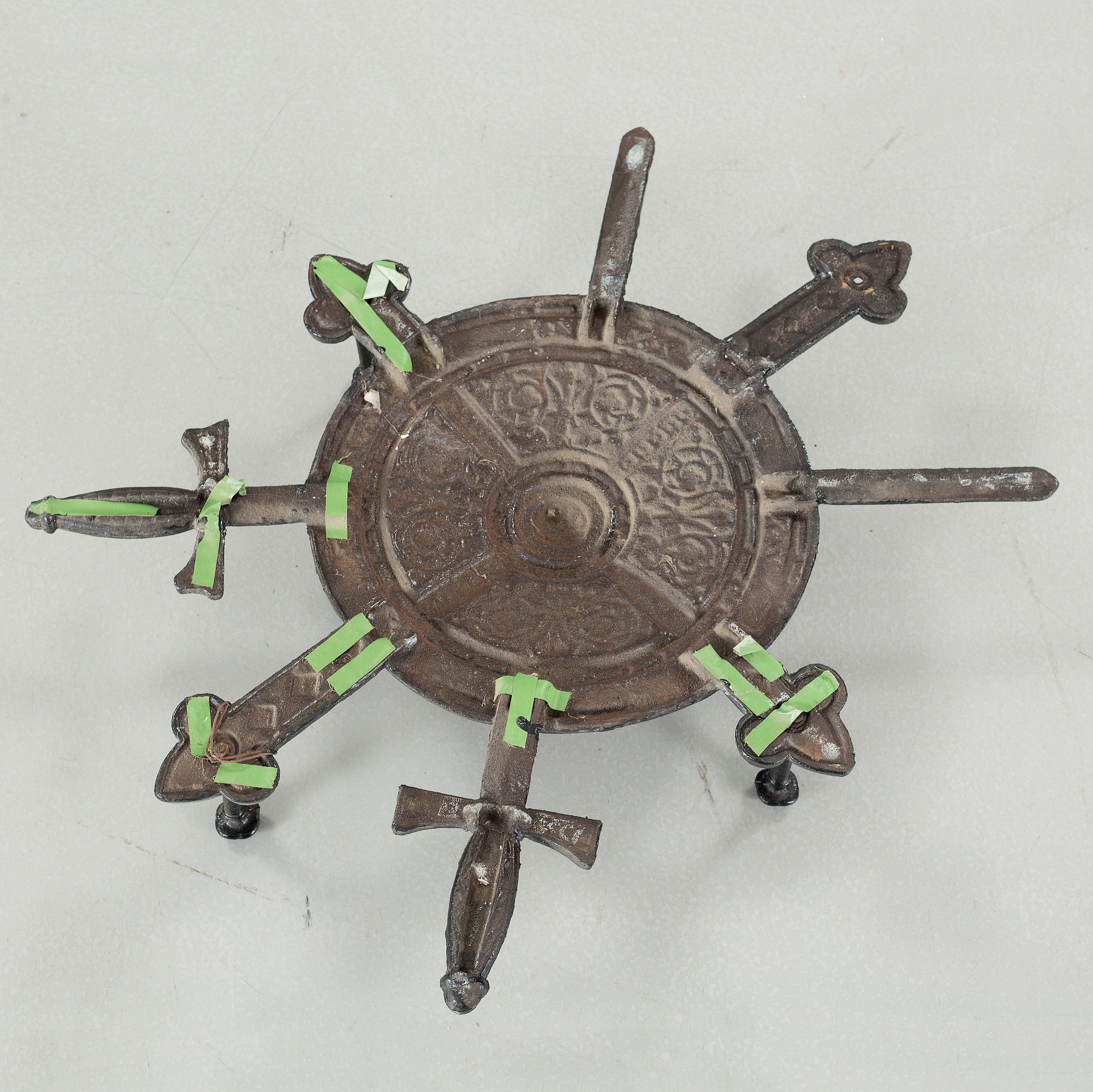 A decorative cast iron shield, around the year 1900. - Bukowskis