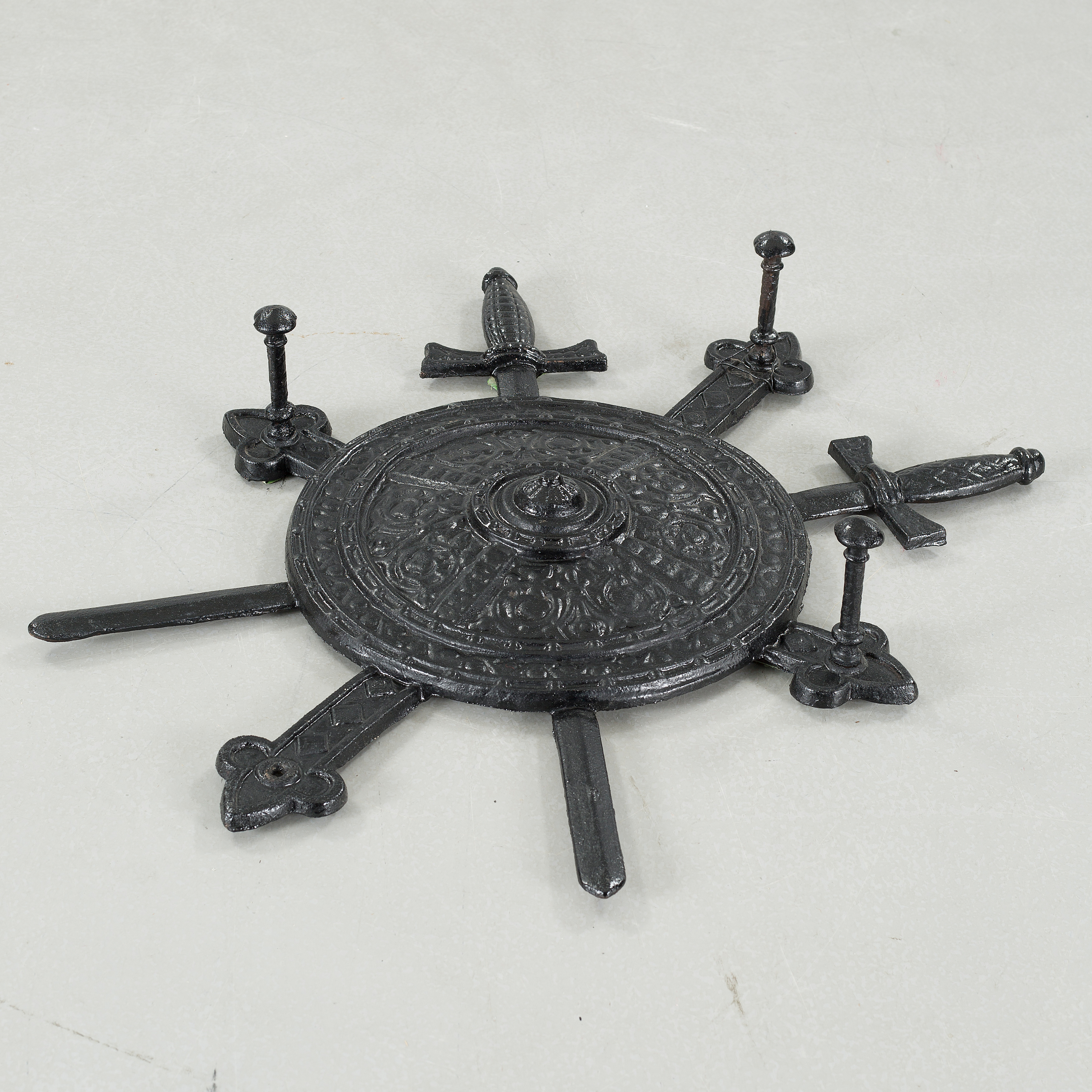 A decorative cast iron shield, around the year 1900. - Bukowskis