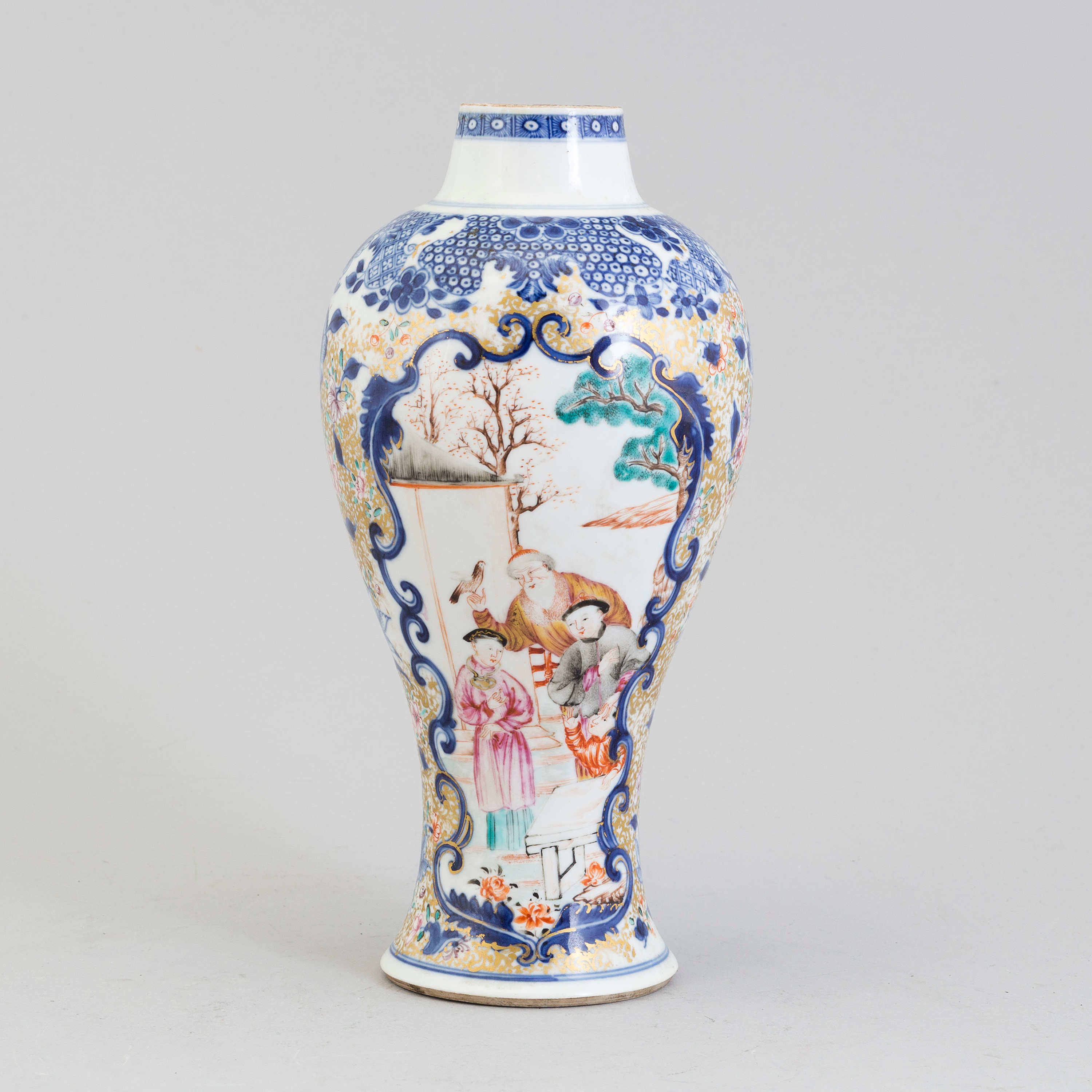 A mandarin porcelain vase, Qing dynasty, Qianlong (1736-95). - Bukowskis