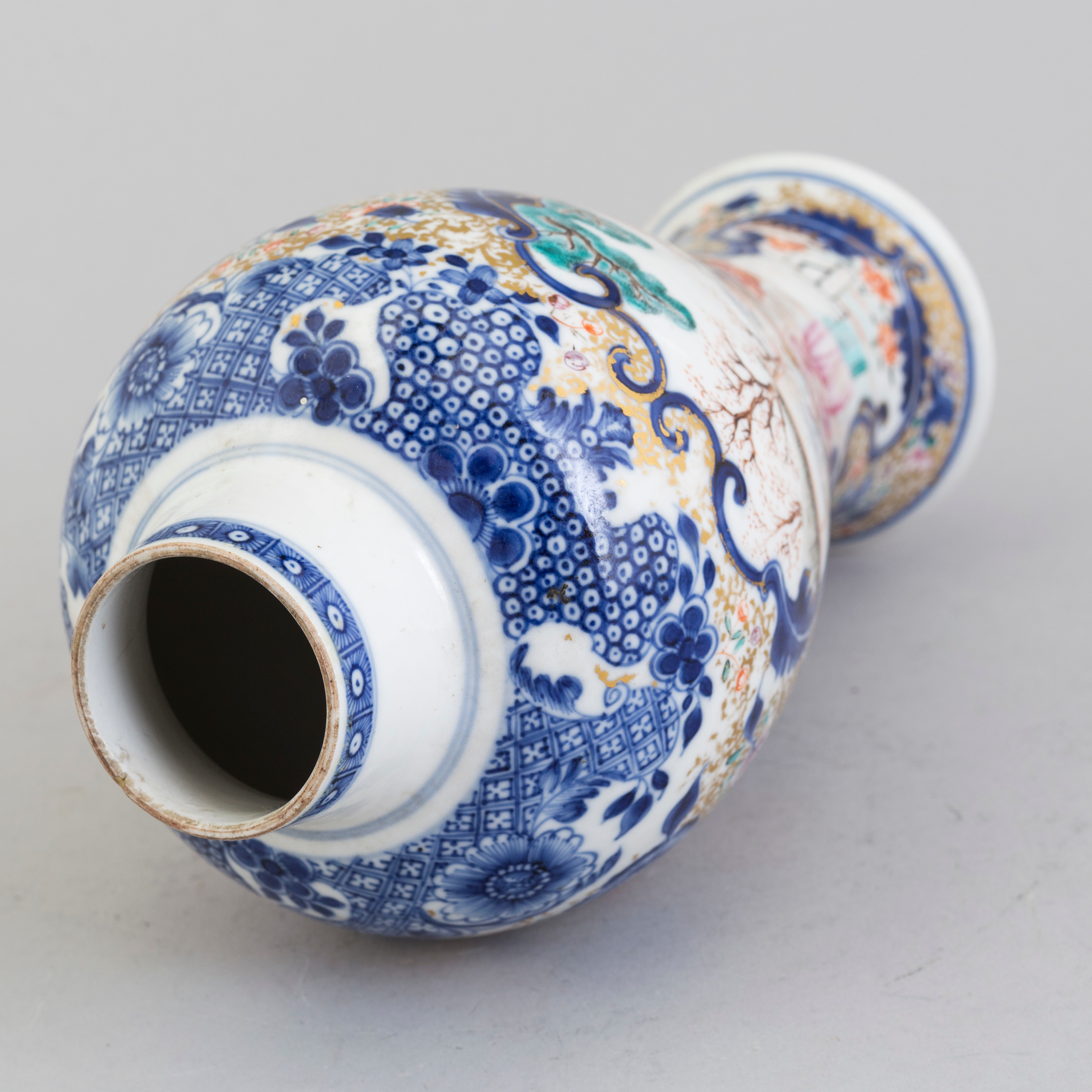 A mandarin porcelain vase, Qing dynasty, Qianlong (1736-95). - Bukowskis