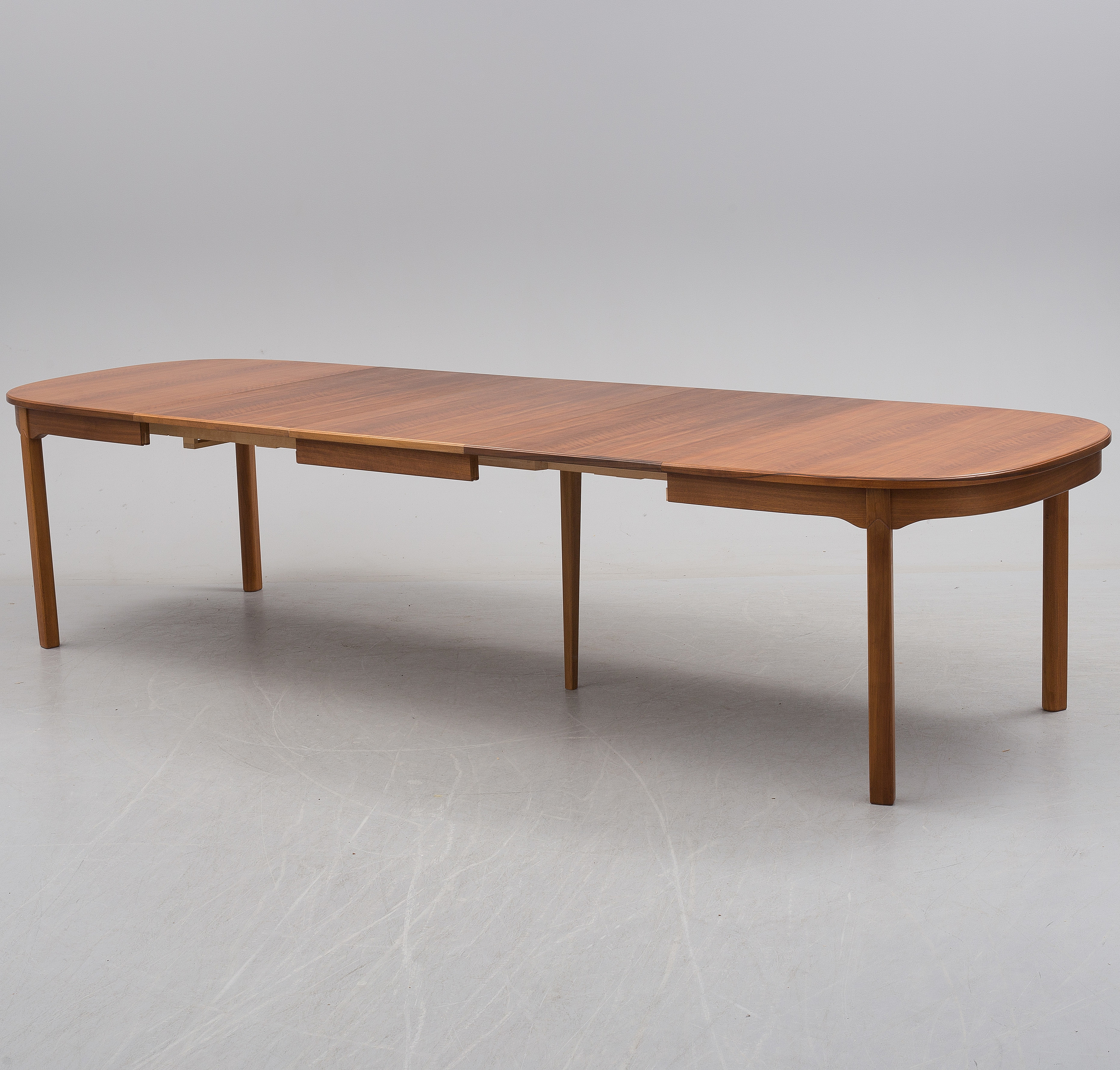 A Carl Malmsten'Ambassadör' dining table with chairs. - Bukowskis