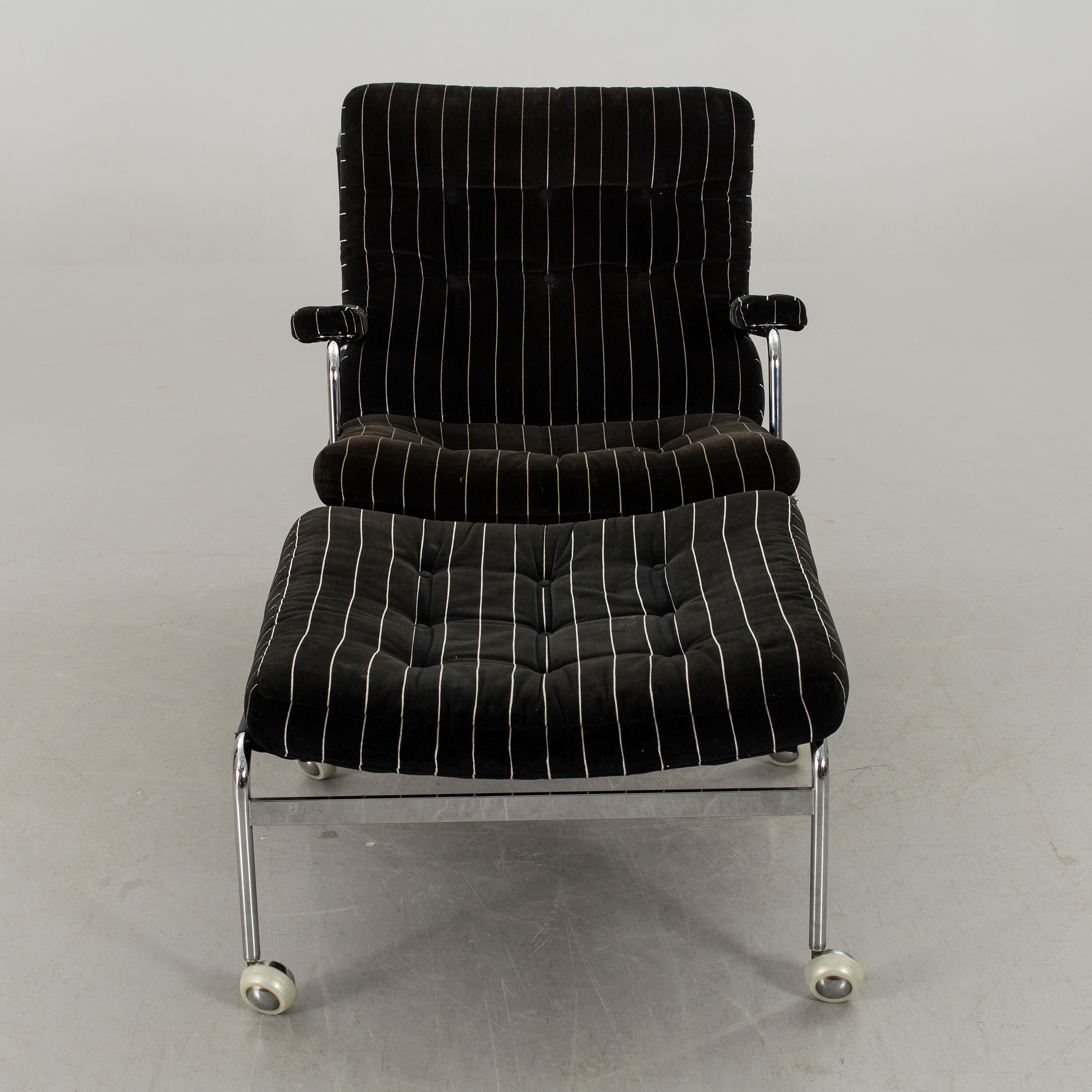 BRUNO MATHSSON, "Karin" fåtölj med fotpall för DUX 1900-talets senare ...