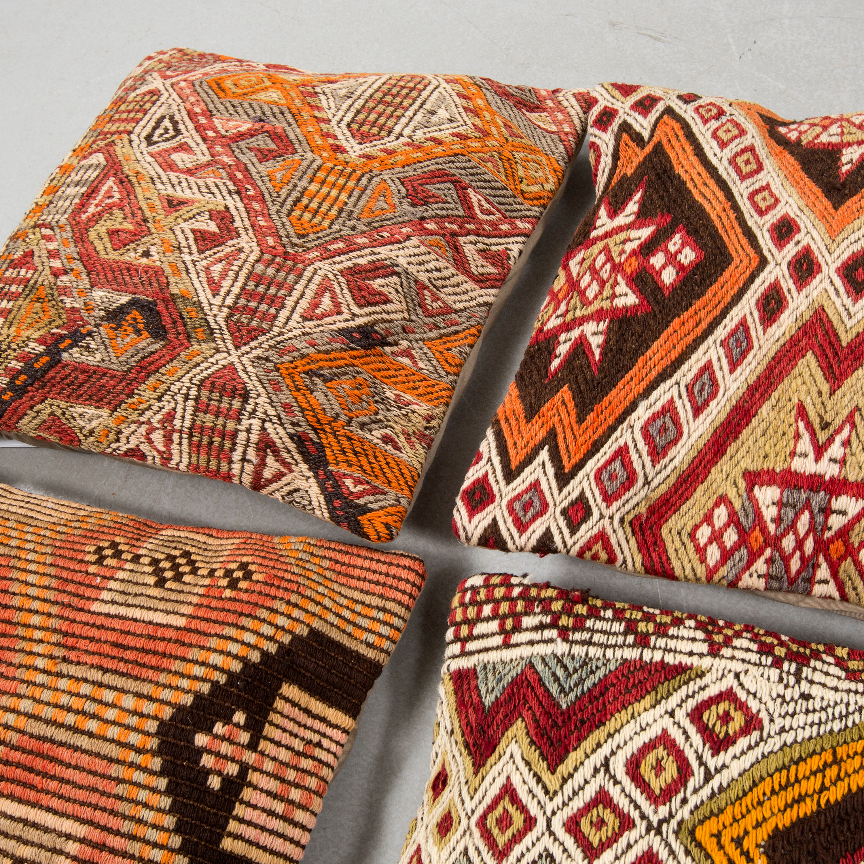 KUDDAR, 6 st, modern tillverkning av äldre mattor. - Bukowskis