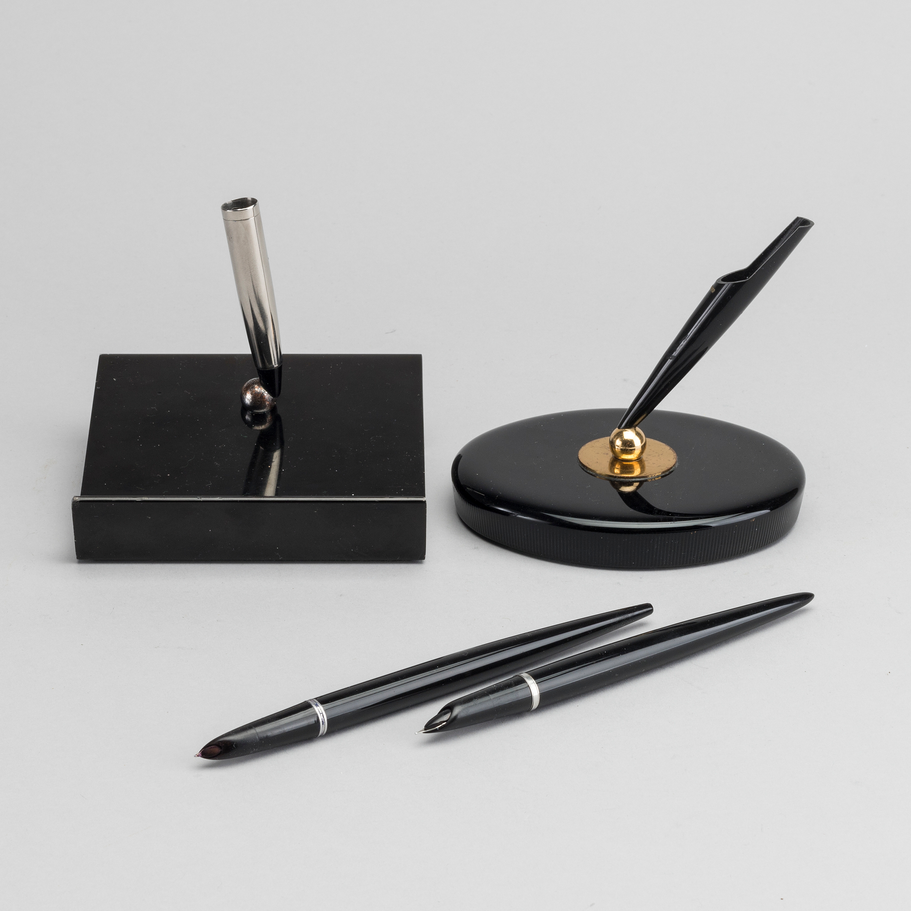 PARKER DESK SET, två stycken. Svart onyx resp svart glas. - Bukowskis