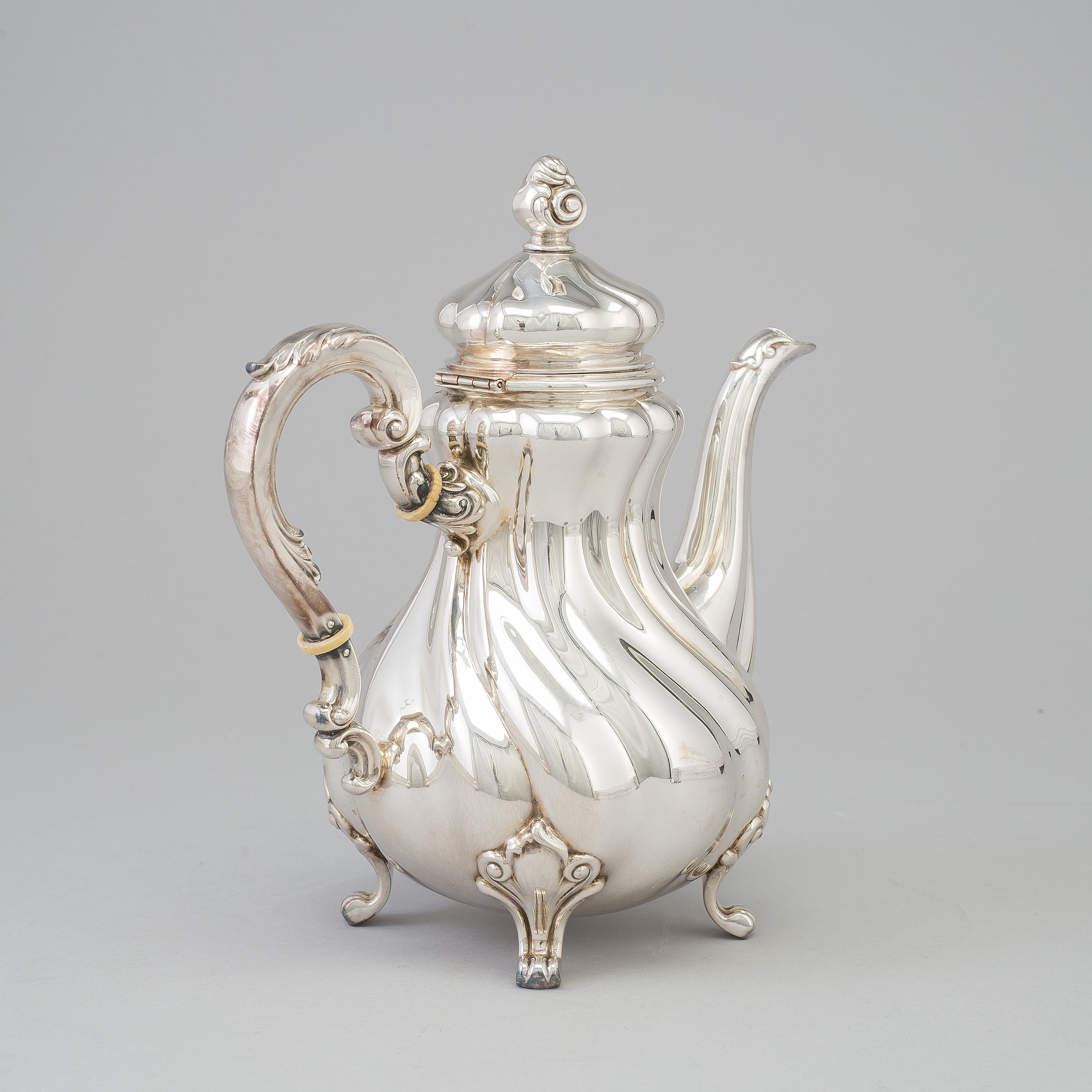 A three-piece silver rococo style coffee service. - Bukowskis