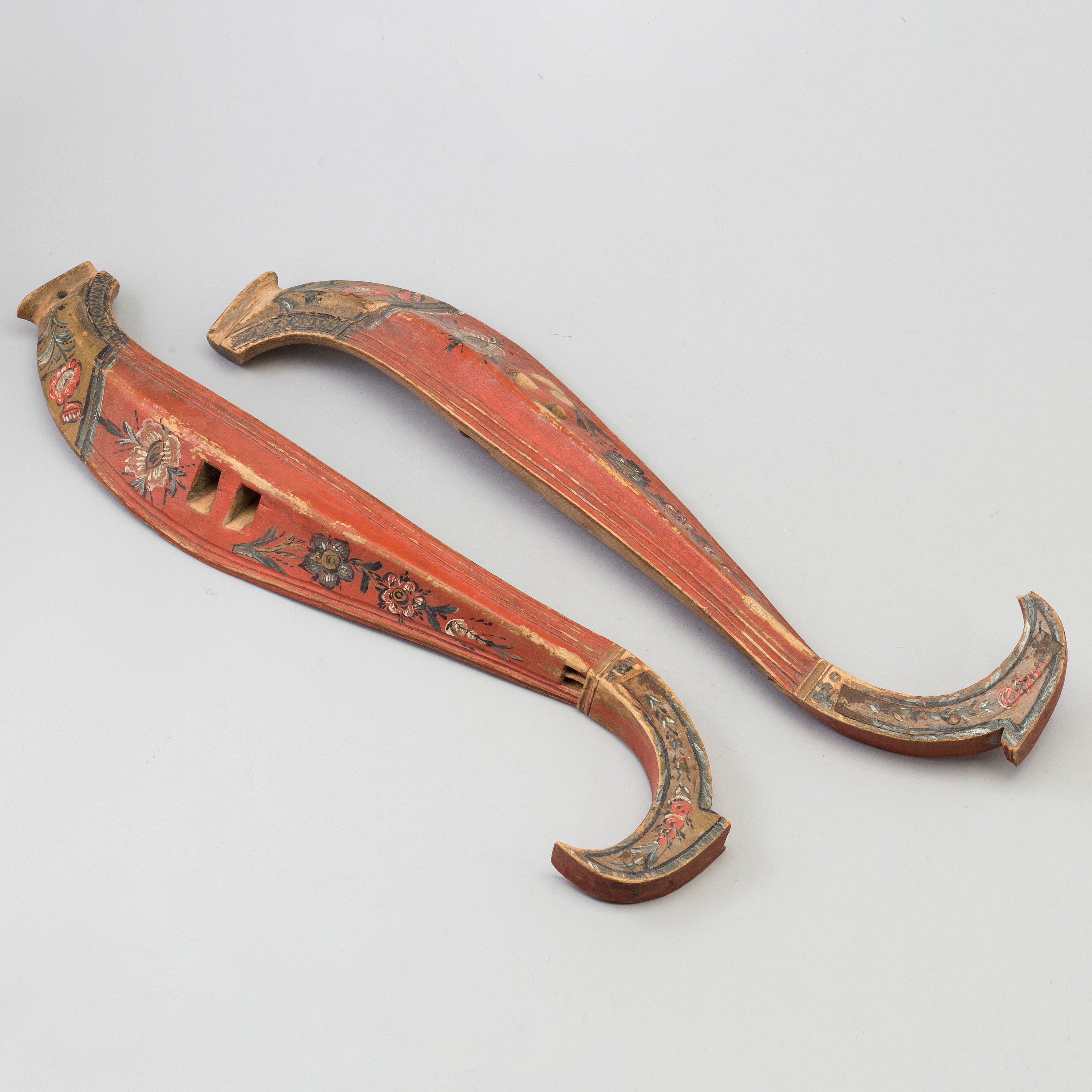 LOKOR, ett par, allmoge, 1800-tal. - Bukowskis