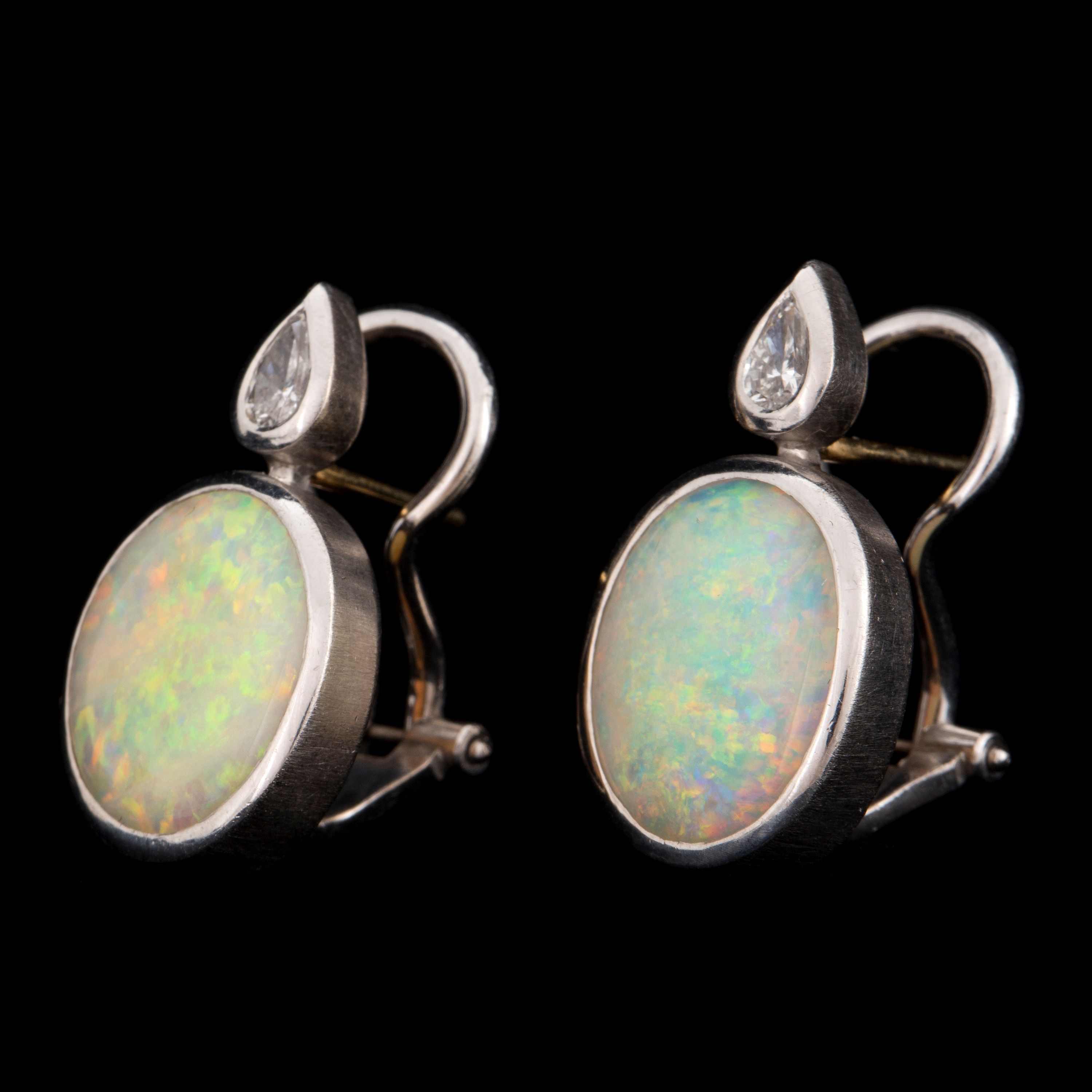 ÖRCLIPS, 18K vitguld med två vita opaler och två droppslipade diamanter ...