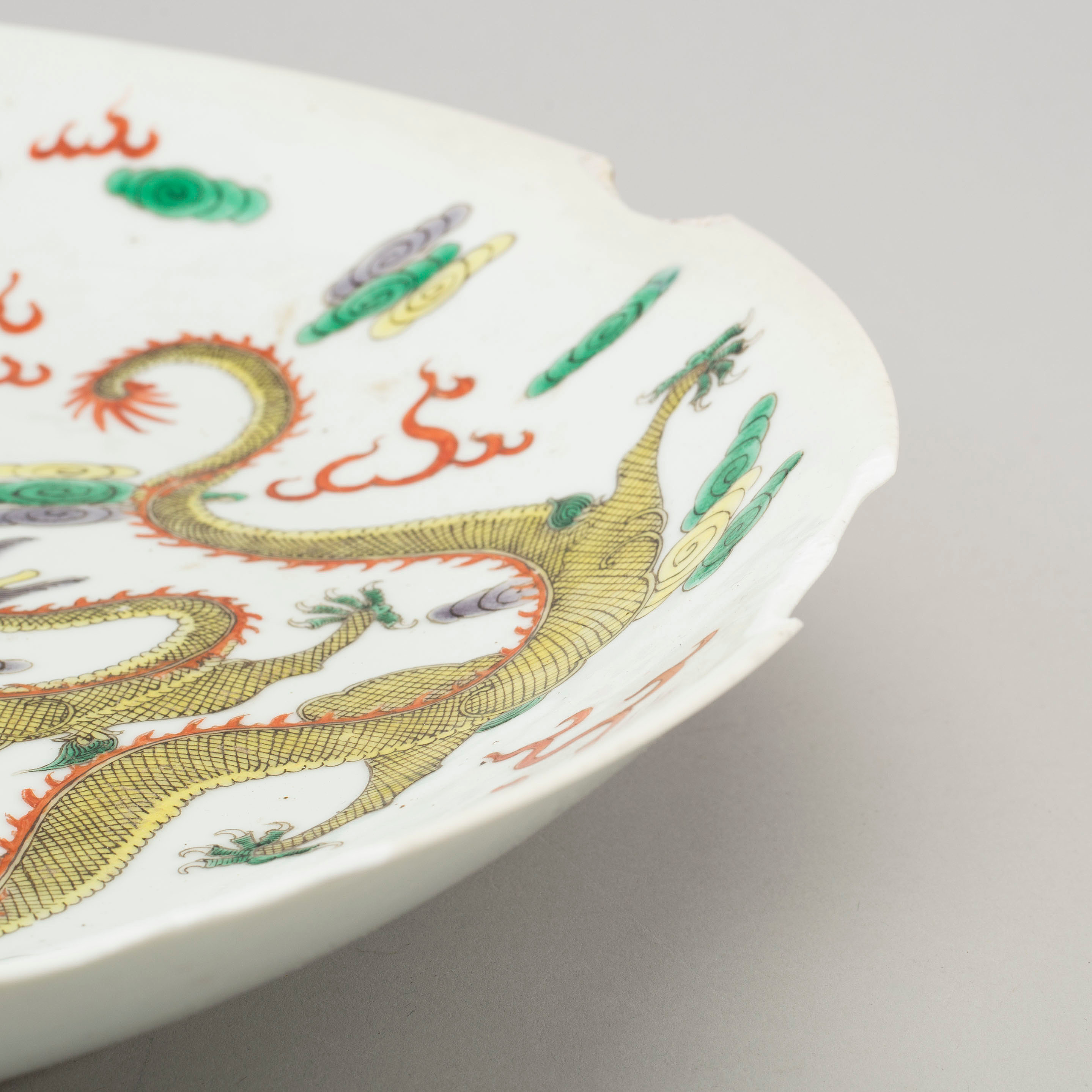 A Chinese 20th century porcelain double dragon plate. - Bukowskis