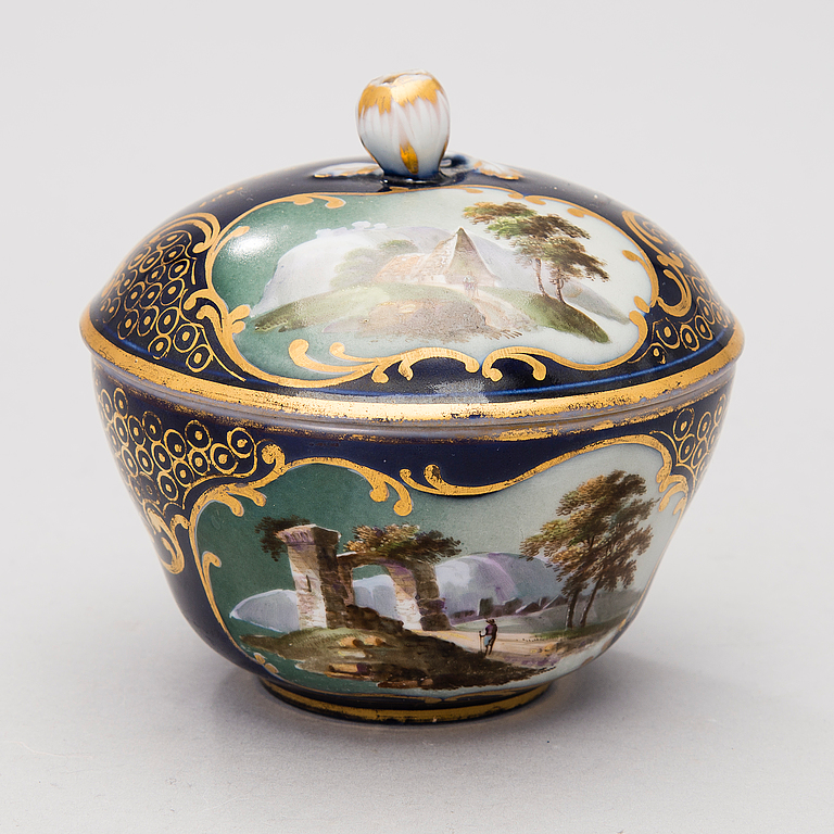 A Russian Popov porcelain hot chocolate cup, mid 19th Century. - Bukowskis